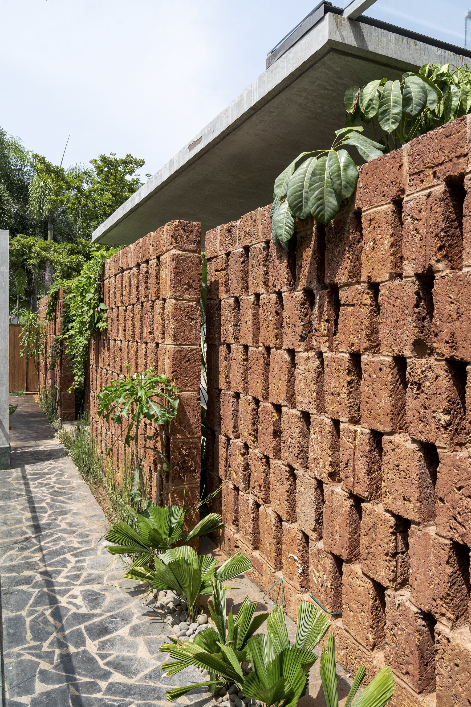 Gallery of Through the Layers House / Mawi Design - 8