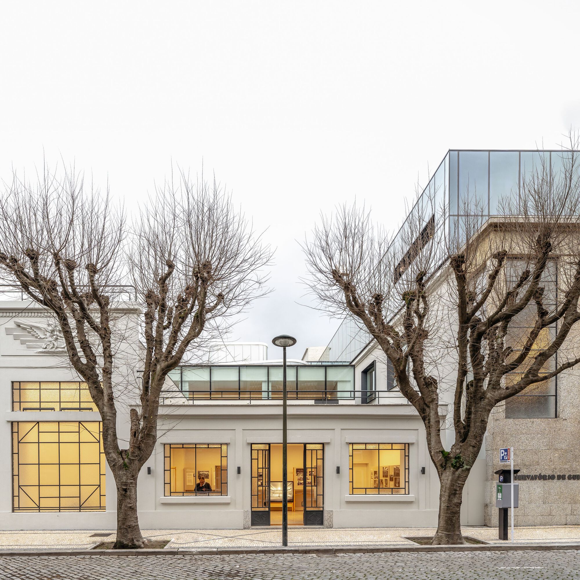 Galería de Rehabilitación del antiguo Teatro Jordão y del edificio del ...
