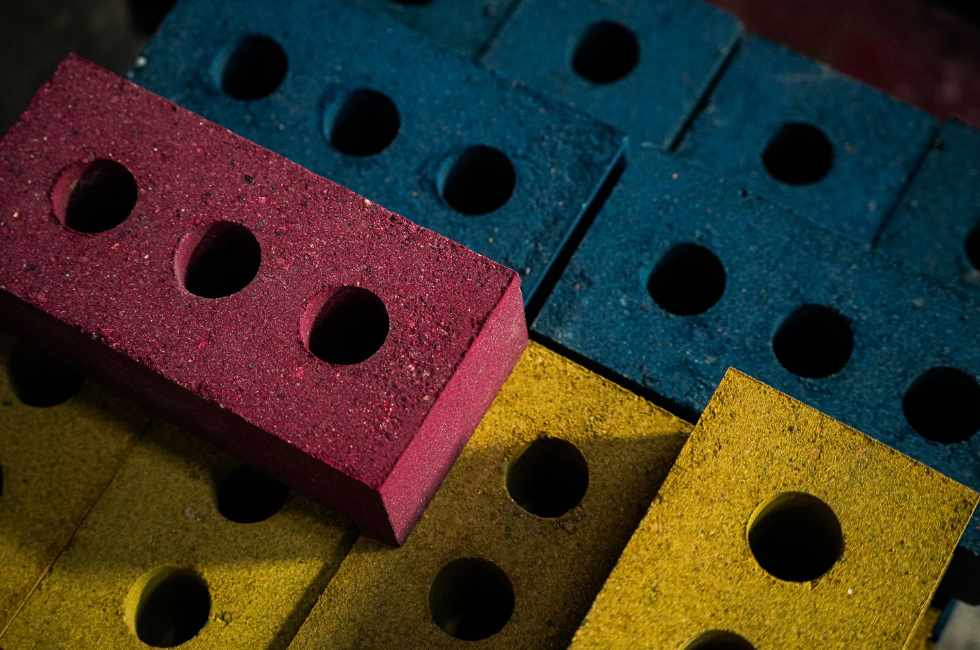 Brasileira cria tijolo sustentável feito de resíduos de construção ...