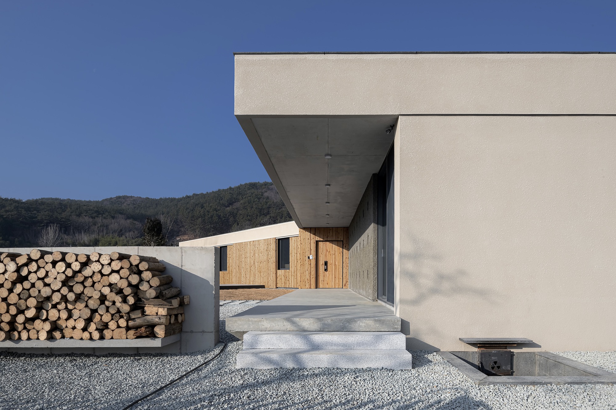 Gallery of Dolmenic House / TURTLE Architects - 18
