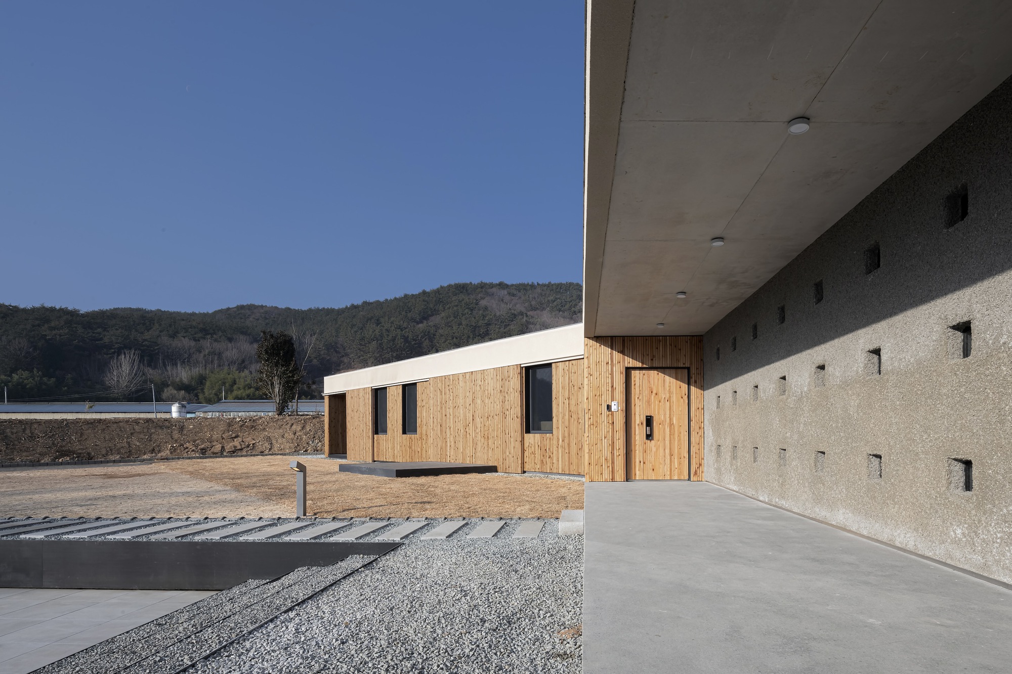 Gallery of Dolmenic House / TURTLE Architects - 15