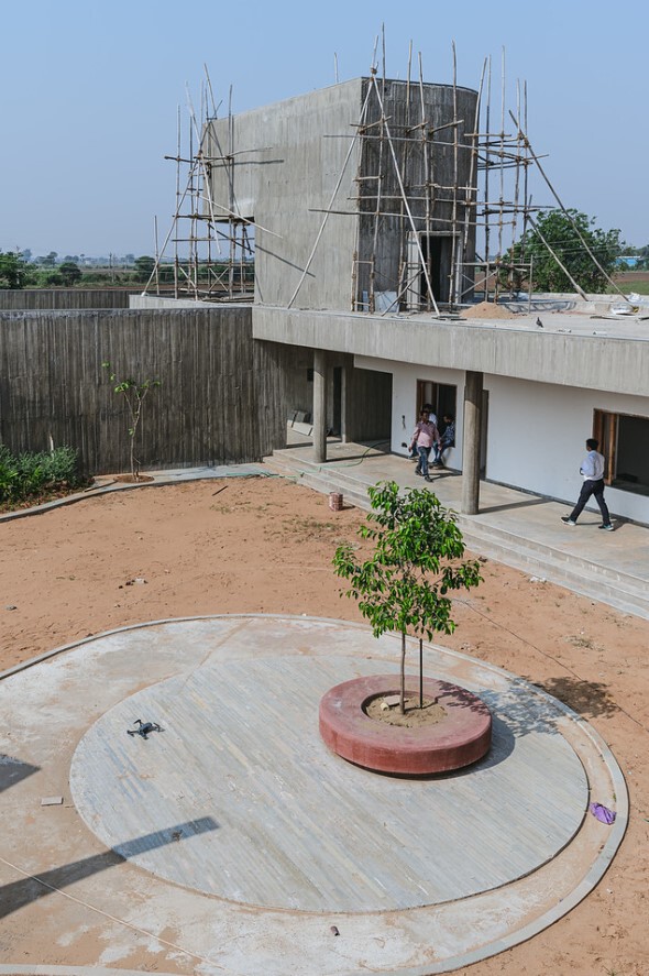 Gallery of Enclosure House / Design Ni Dukaan - 56
