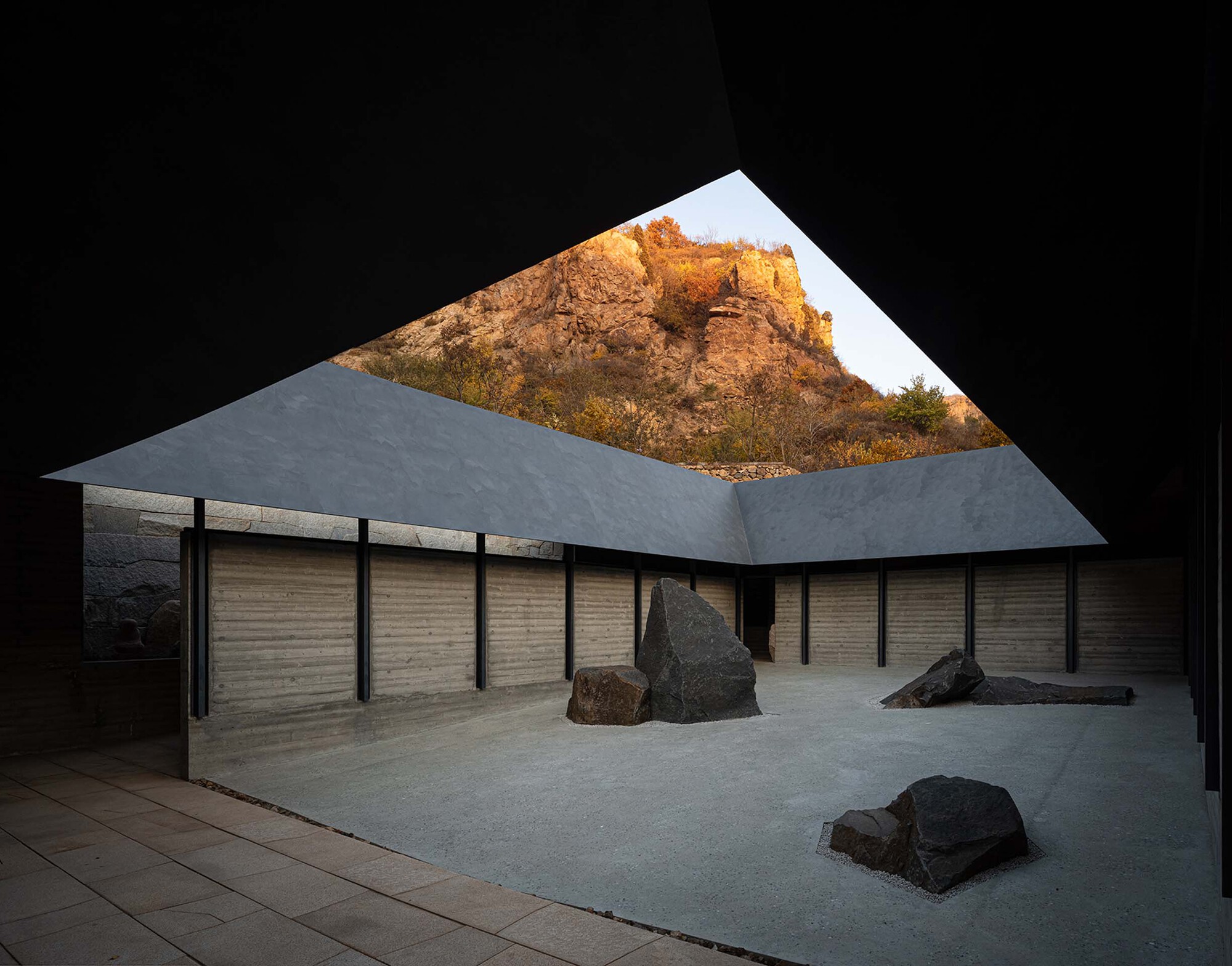 Gallery of Upper Cloister in Aranya Golden Mountain / Atelier Deshaus - 4