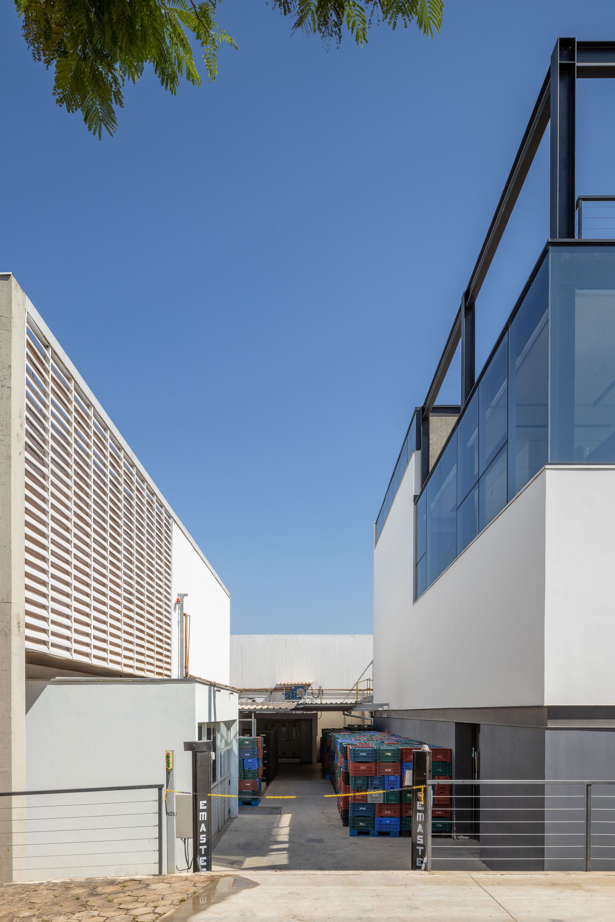 Gallery of Yuri Mushroom Administrative Building / Ponto de Apoio - 9