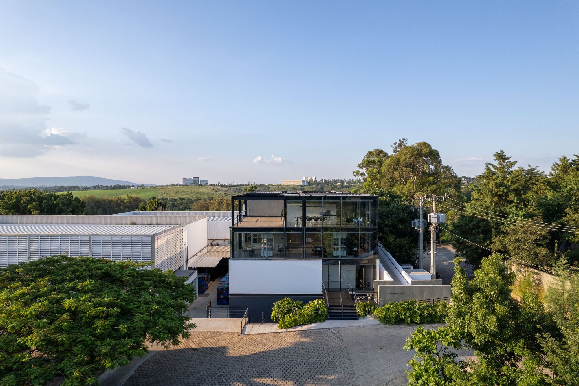 Galeria de Edifício Administrativo Yuri Cogumelos / Ponto de Apoio - 2