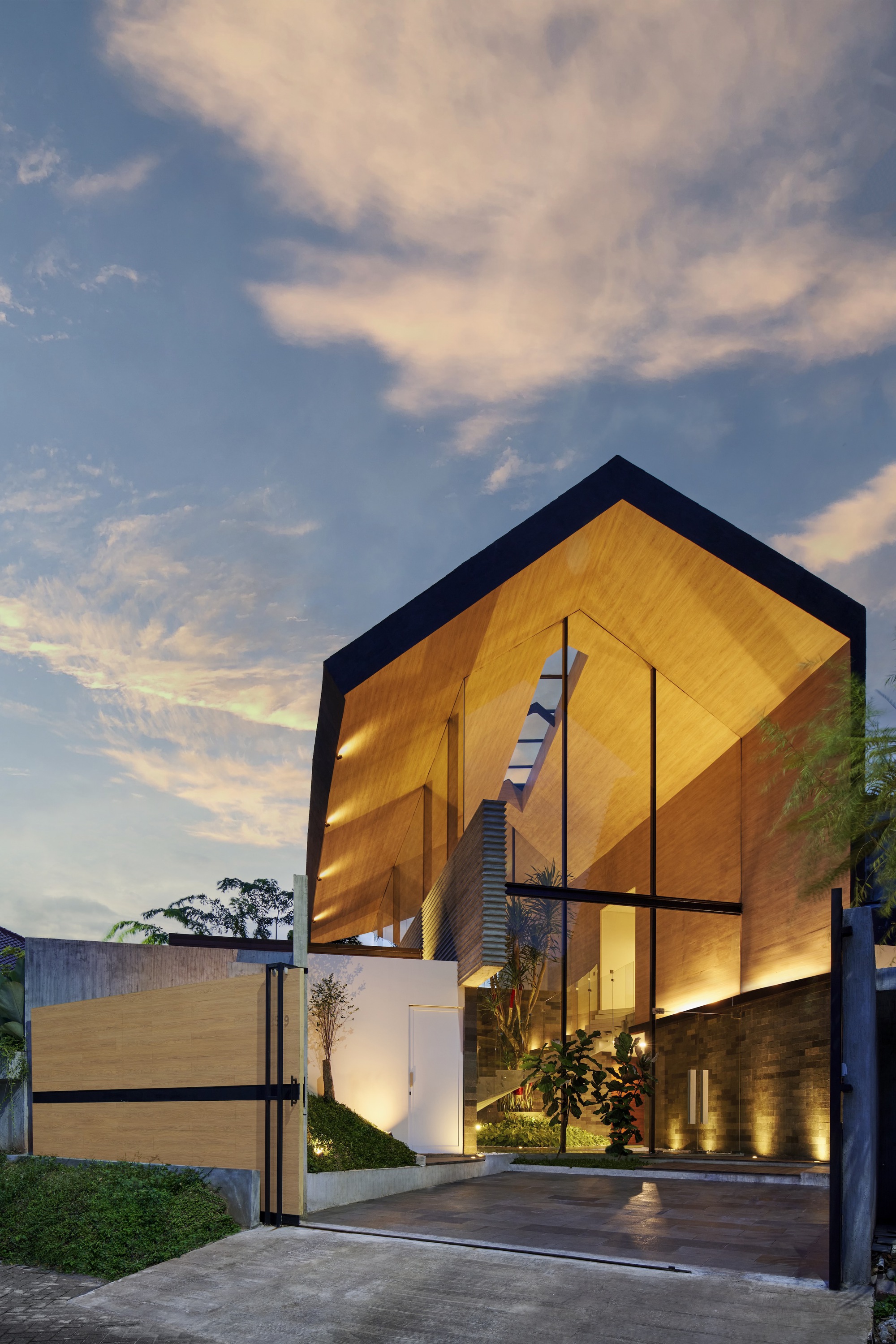 Gallery of Bernaung House / RAD+ar (Research Artistic Design ...