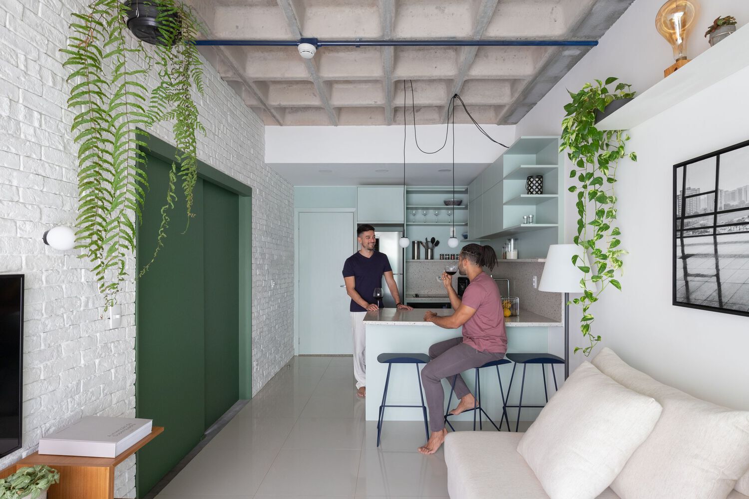 Gallery of Tiny Green Spaces in Brazilian Apartments - 11