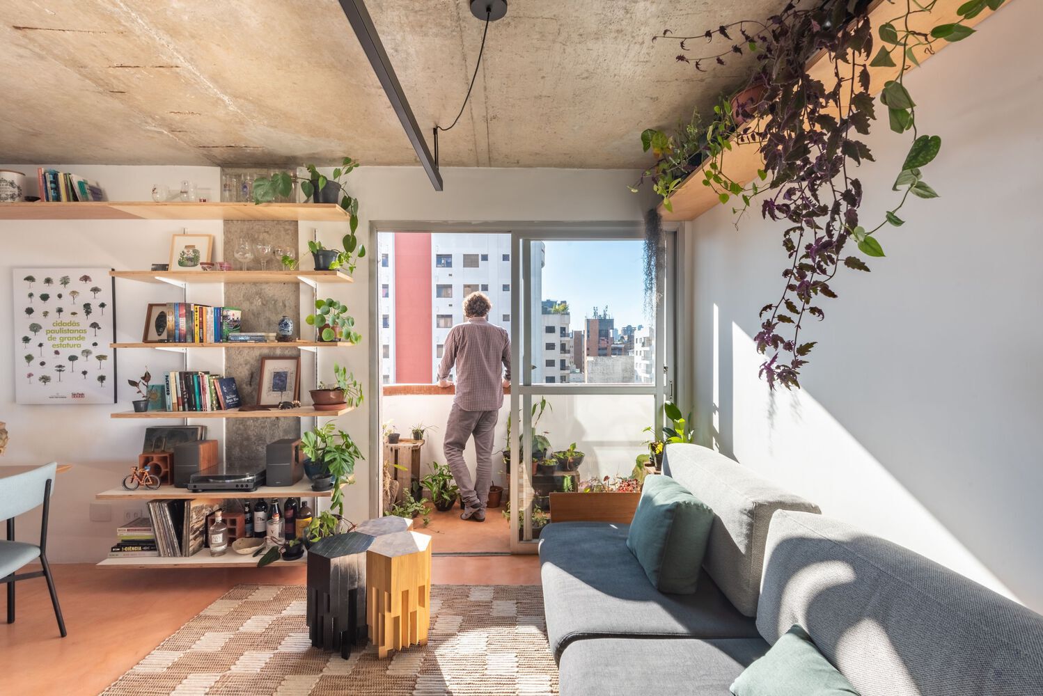 Gallery of Tiny Green Spaces in Brazilian Apartments - 9