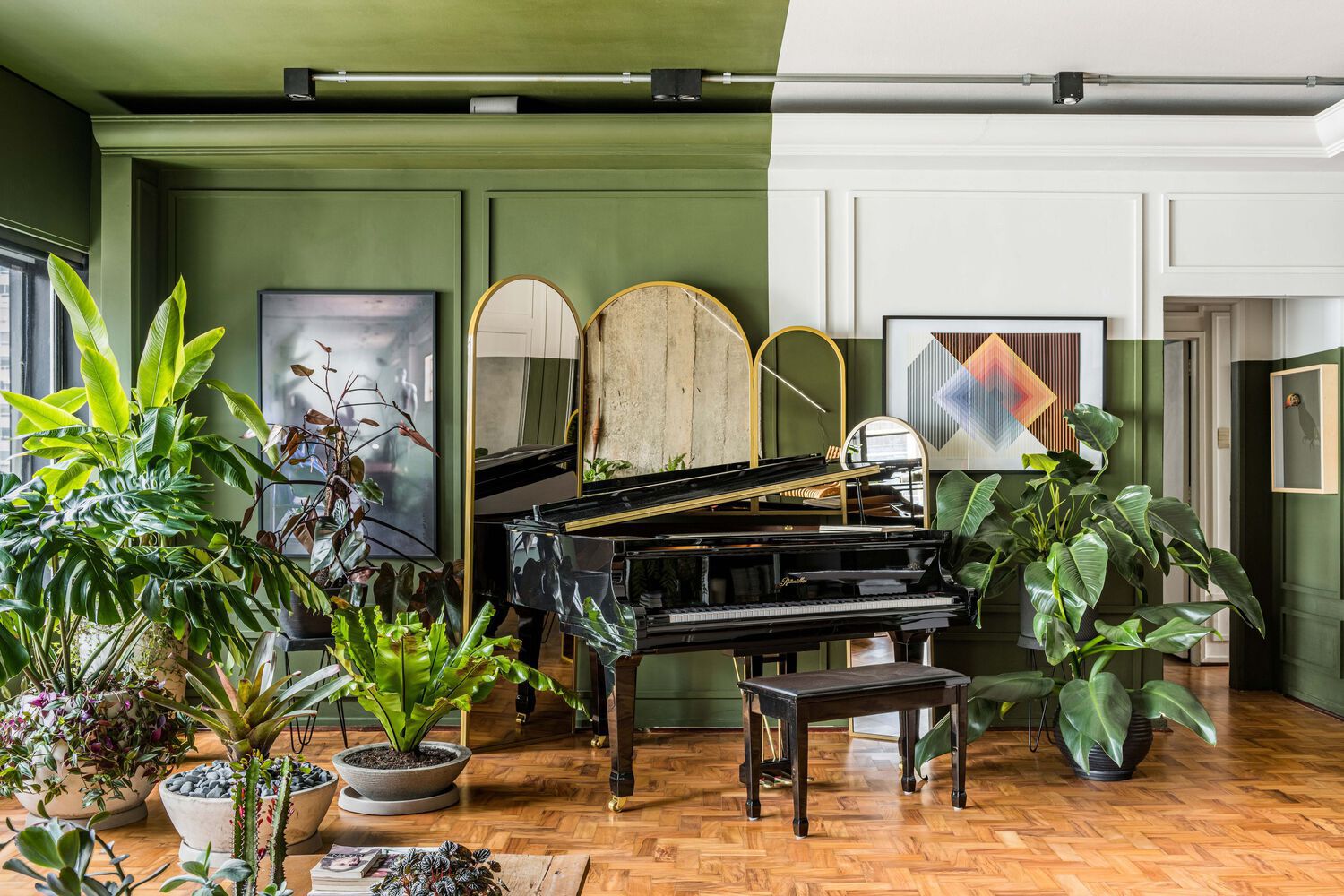 Gallery of Using Mirrors to Extend and Transform Interiors - 17