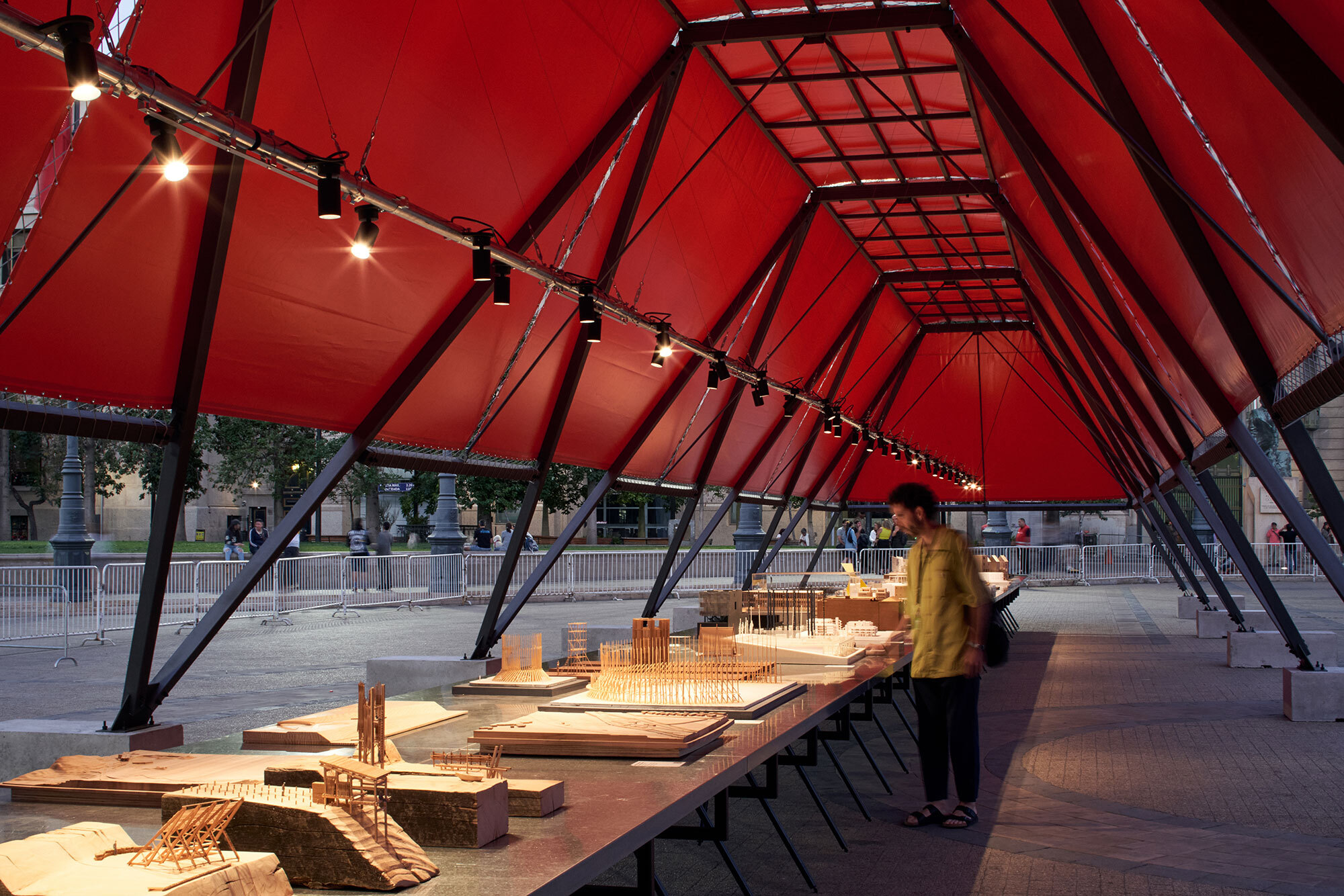 Galería de Reinterpretando el pasado: El icónico pabellón en la Plaza de la Constitución ...