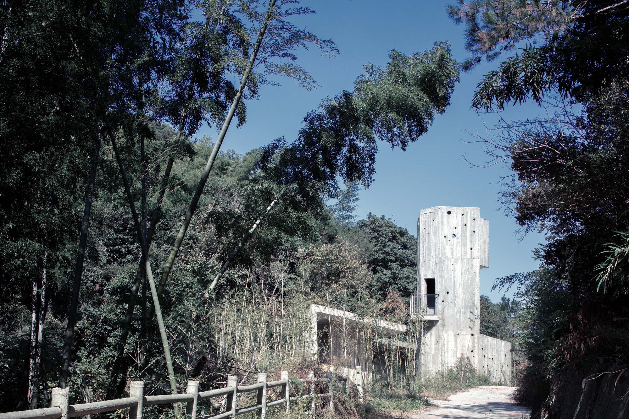 Gallery of A Rest Station on A Mountaintop / Jumping House Lab - 8