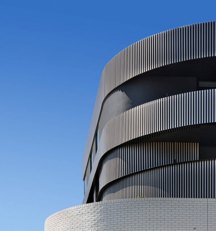 Gallery of A Large Infinity Gesture, Curves and Winds: Working Showroom ...