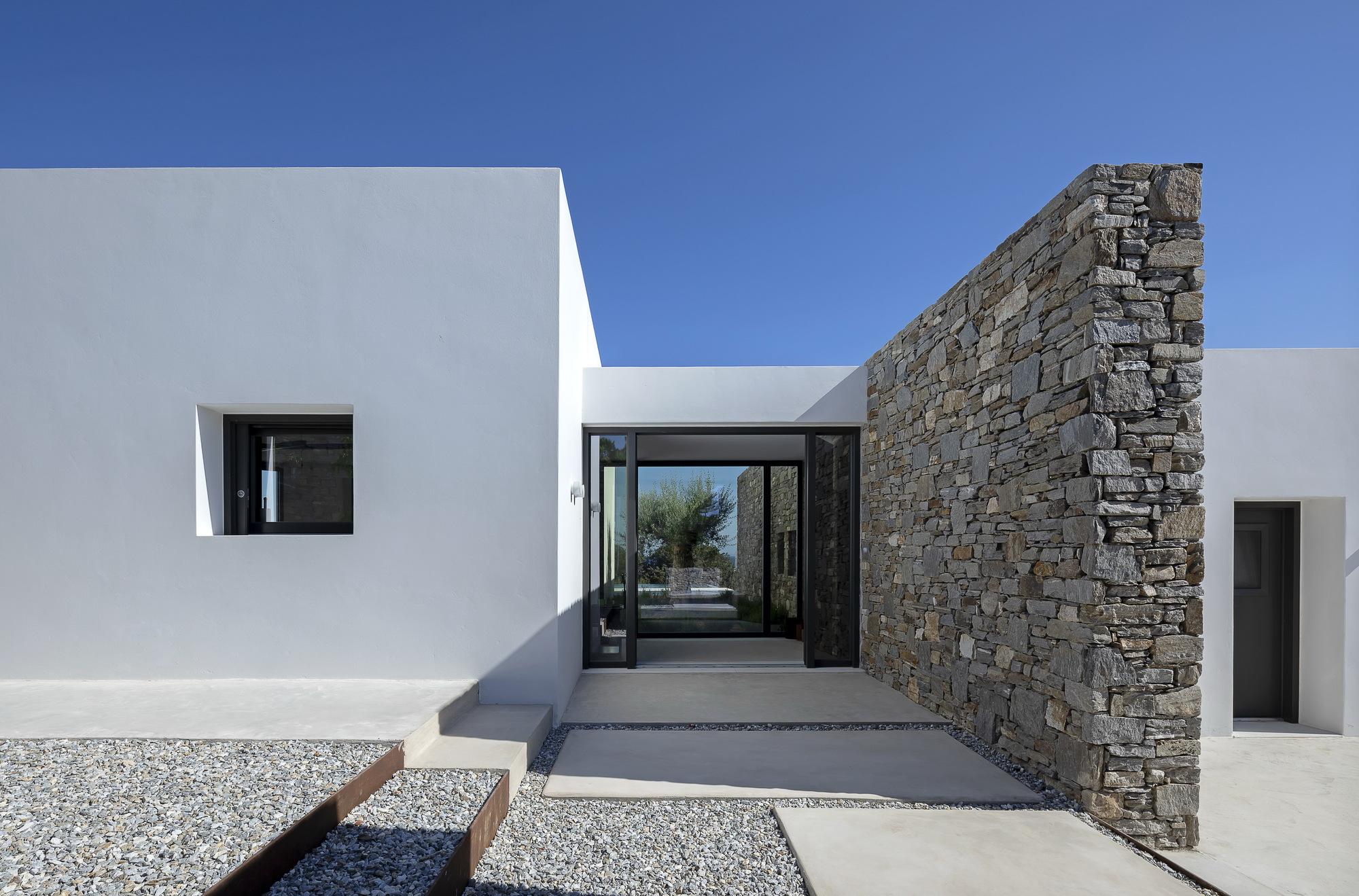 Gallery of Triangle House / React Architects - 7