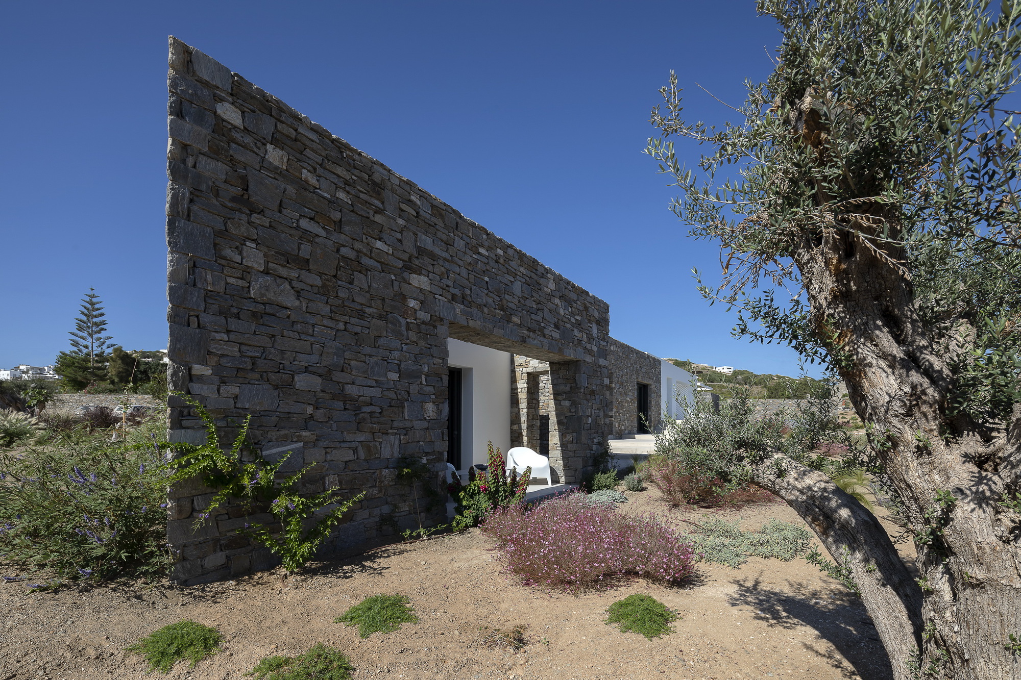 Gallery of Triangle House / React Architects - 9