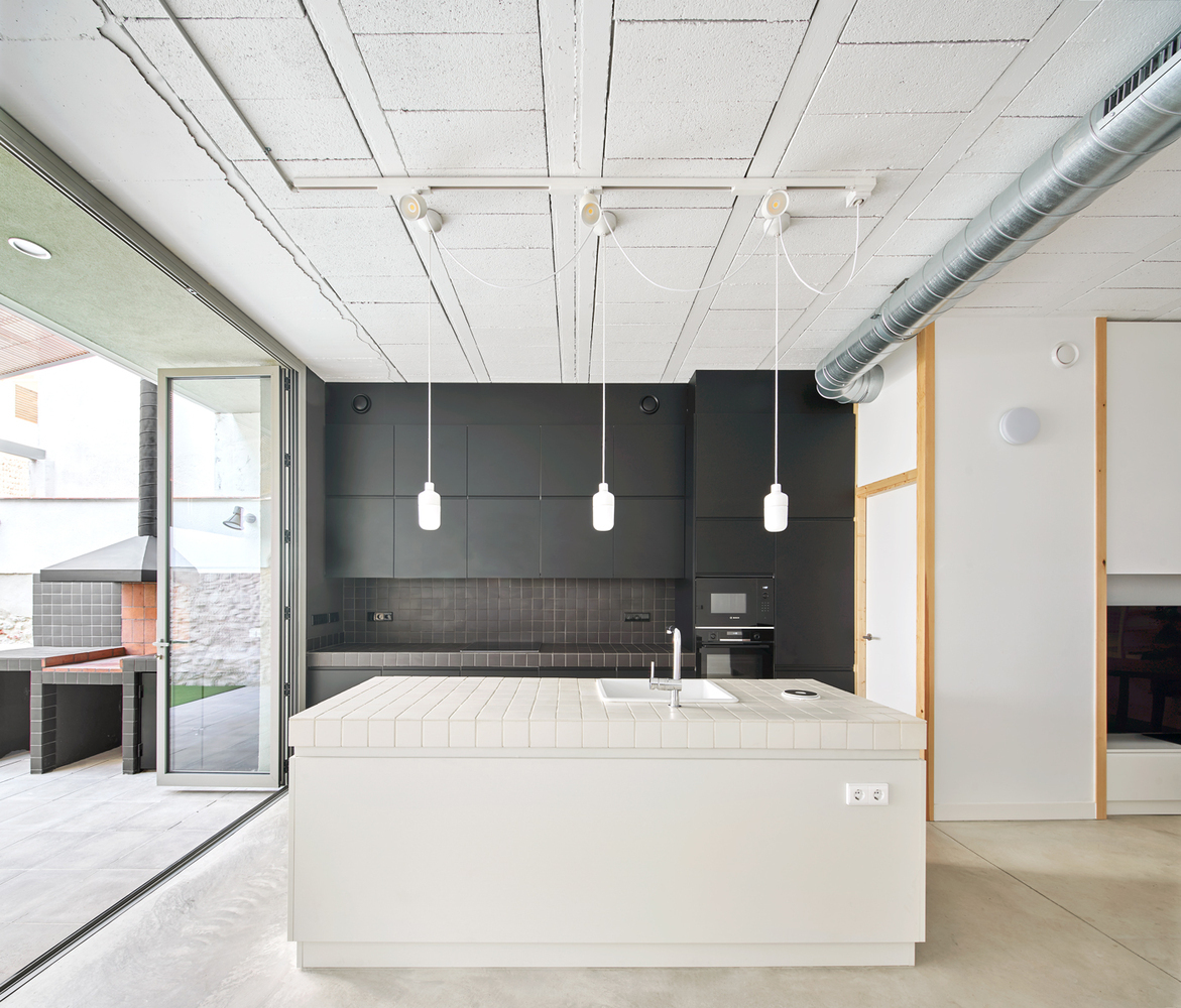 Gallery of Ideas for Mixing Materials and Cladding in the Kitchen - 14