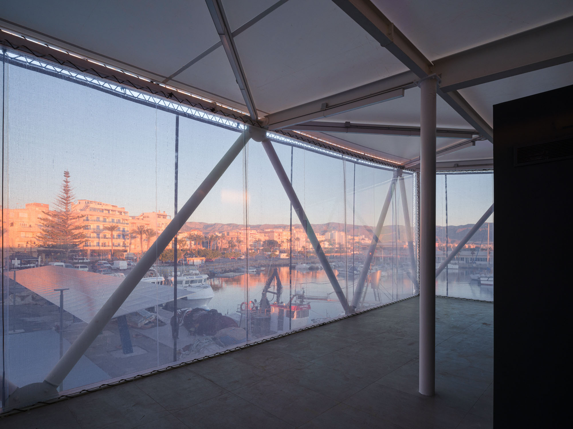 Galería de Terminal pesquero Lonja De Pescado / Estudio Acta - 13