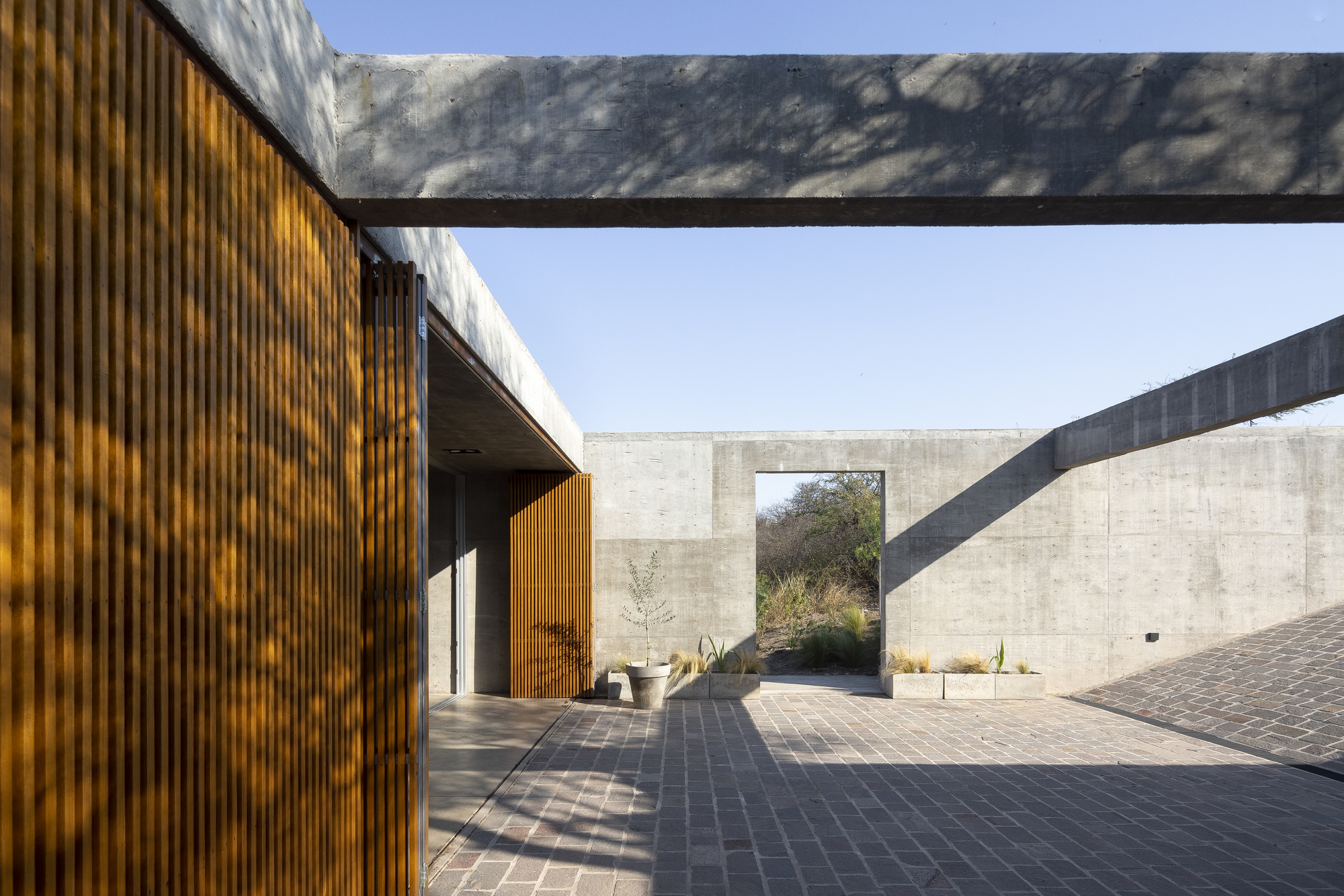 Gallery of MP House / Gastón Sironi + Valentina Machado - 15