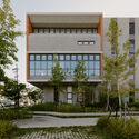 Shangfeng Public Library and School Gymnasium / David Hong Architects ...