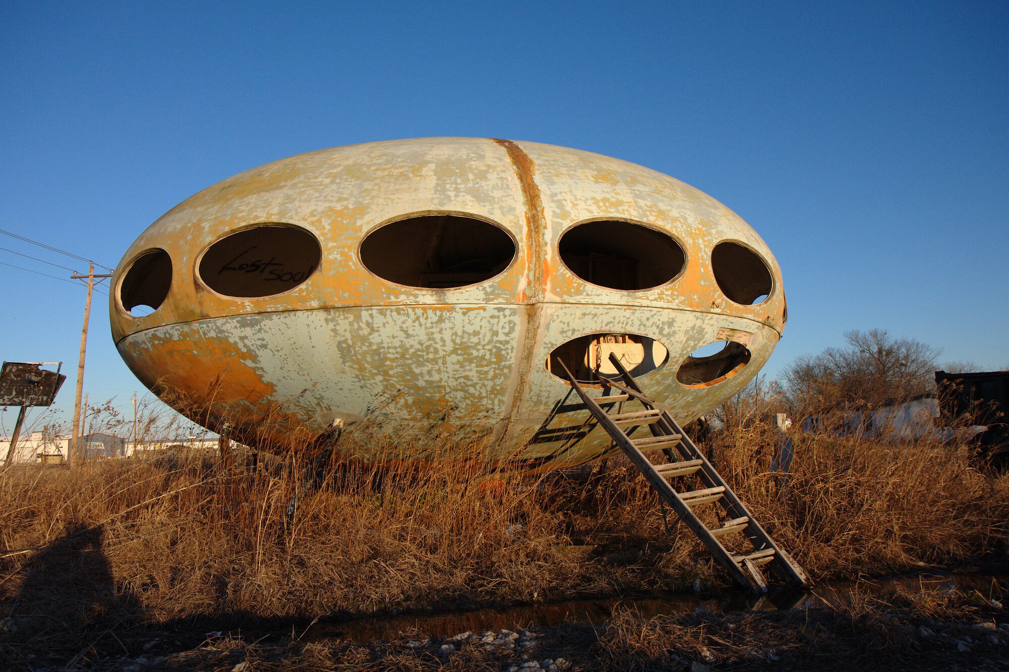 Gallery of Living in Pods: The Charm of Minimal and Portable Housing - 10