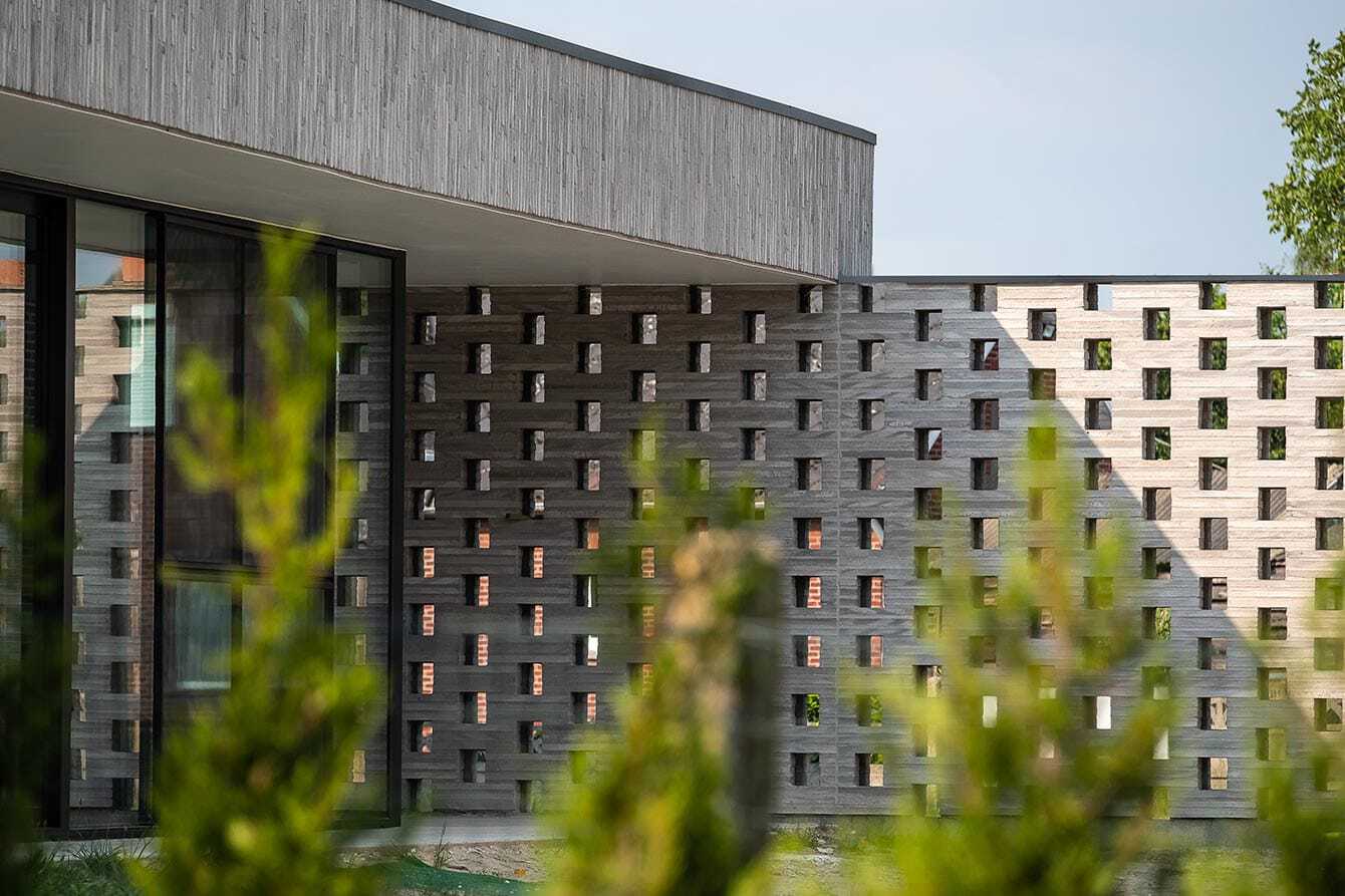 Gallery of Using Waterstruck Bricks as a Design Feature - 13