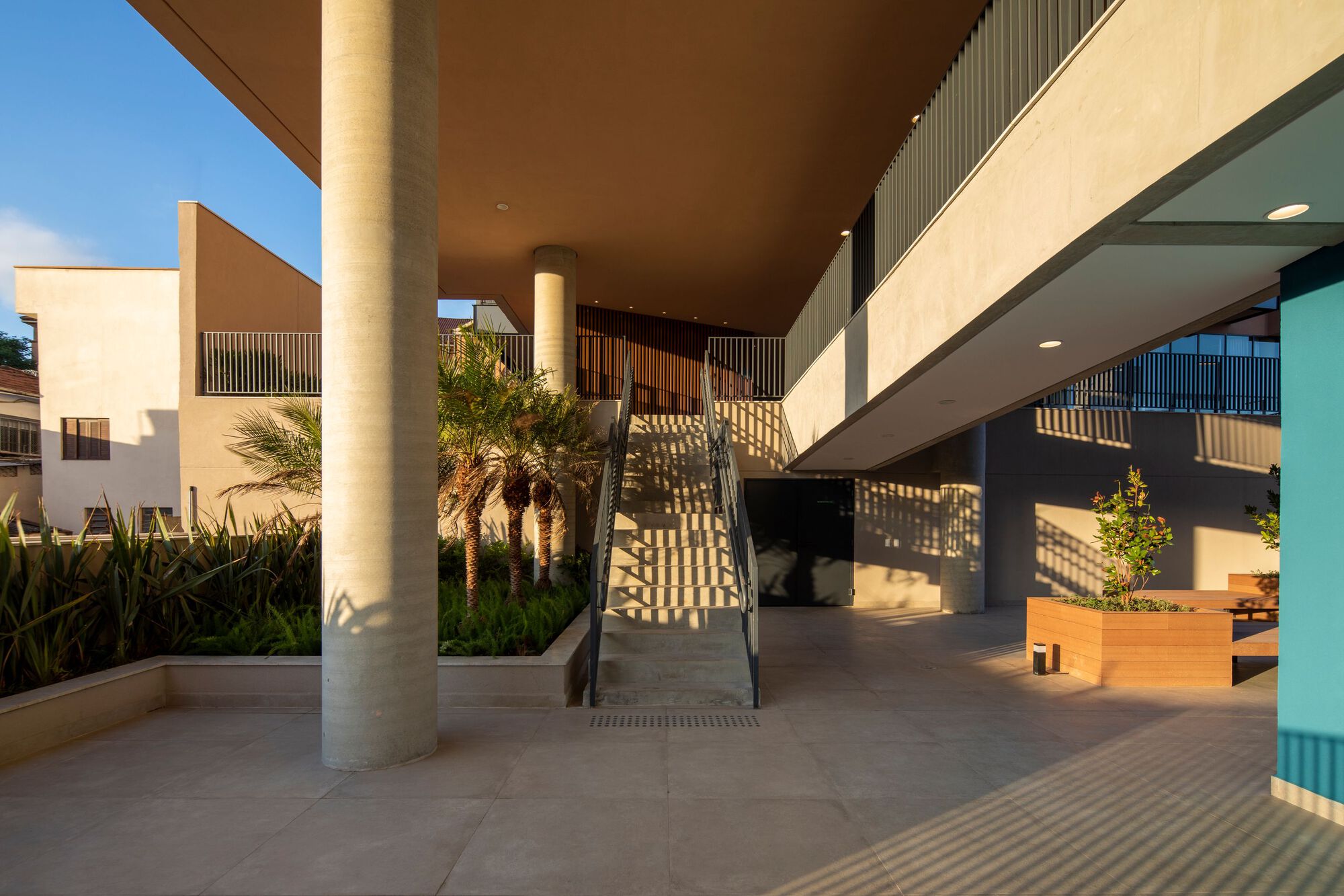 Galeria de Edifício Residencial SKR Momento Mota Pais / Vigliecca ...