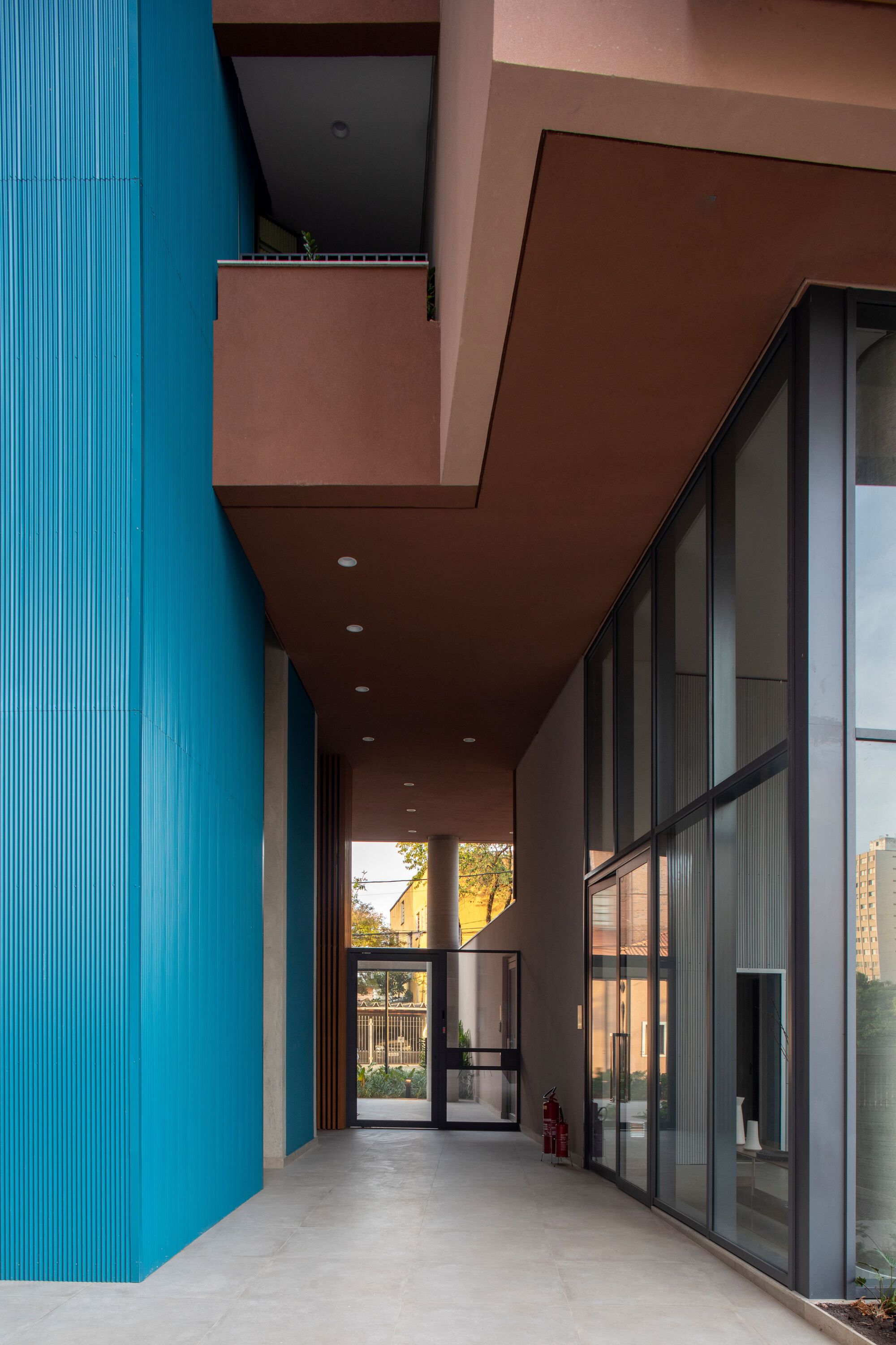 Galeria de Edifício Residencial SKR Momento Mota Pais / Vigliecca ...