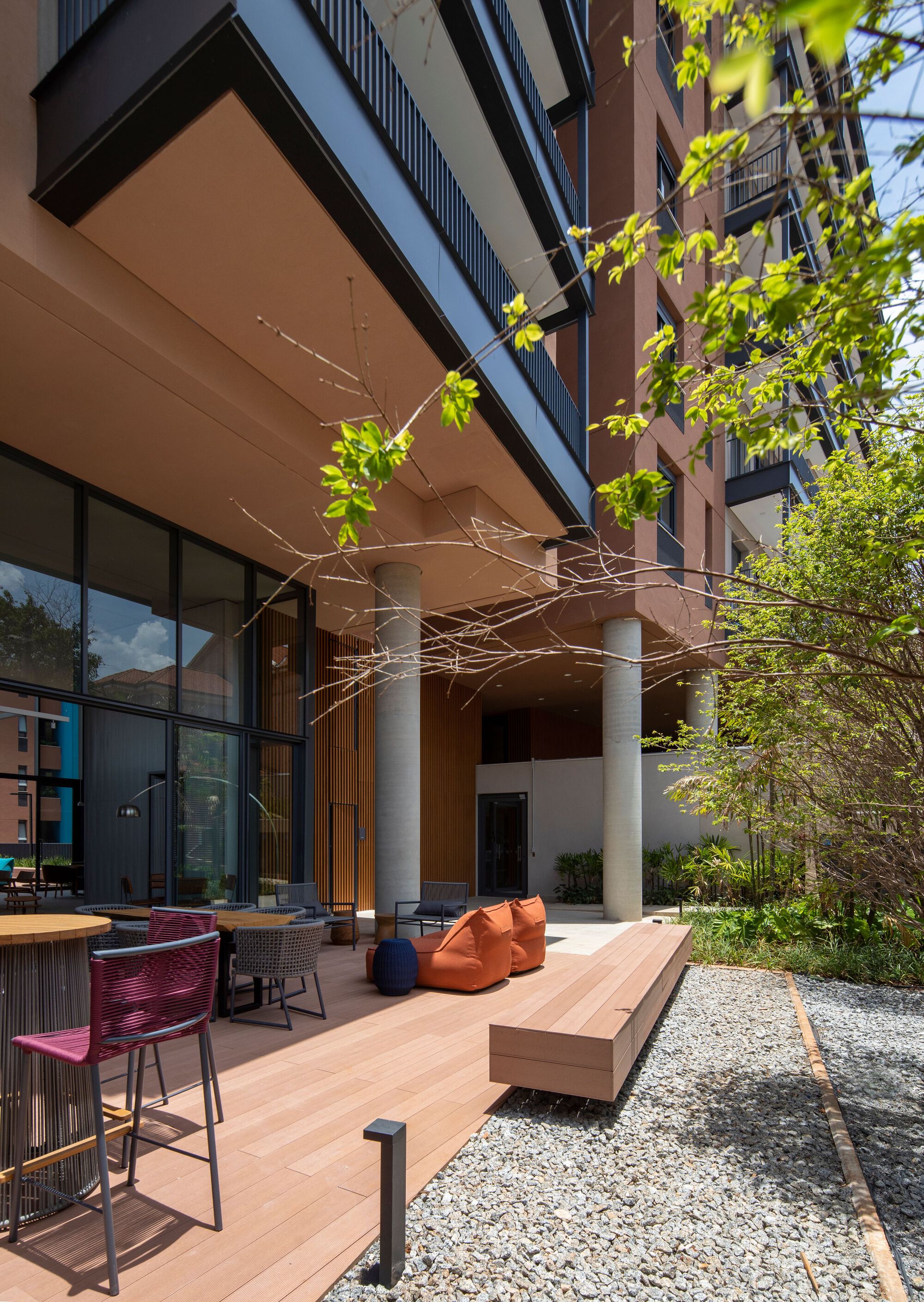 Galeria de Edifício Residencial SKR Momento Mota Pais / Vigliecca ...