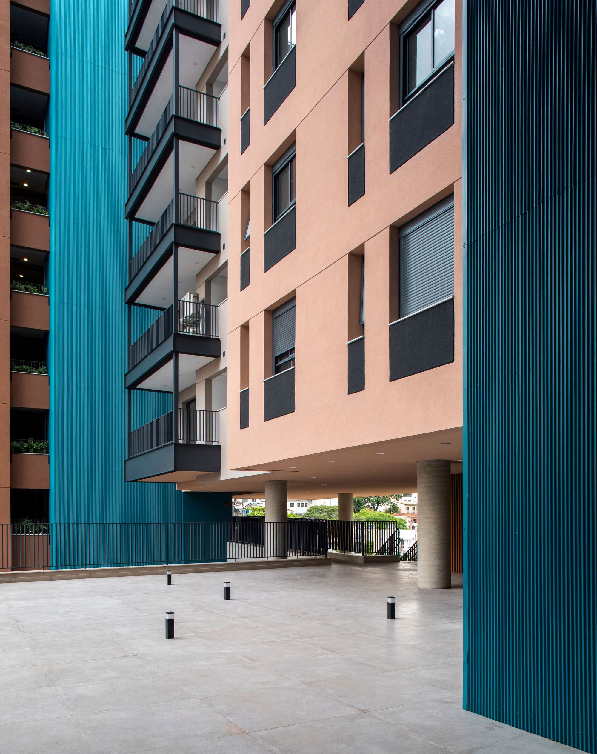 Galeria de Edifício Residencial SKR Momento Mota Pais / Vigliecca ...