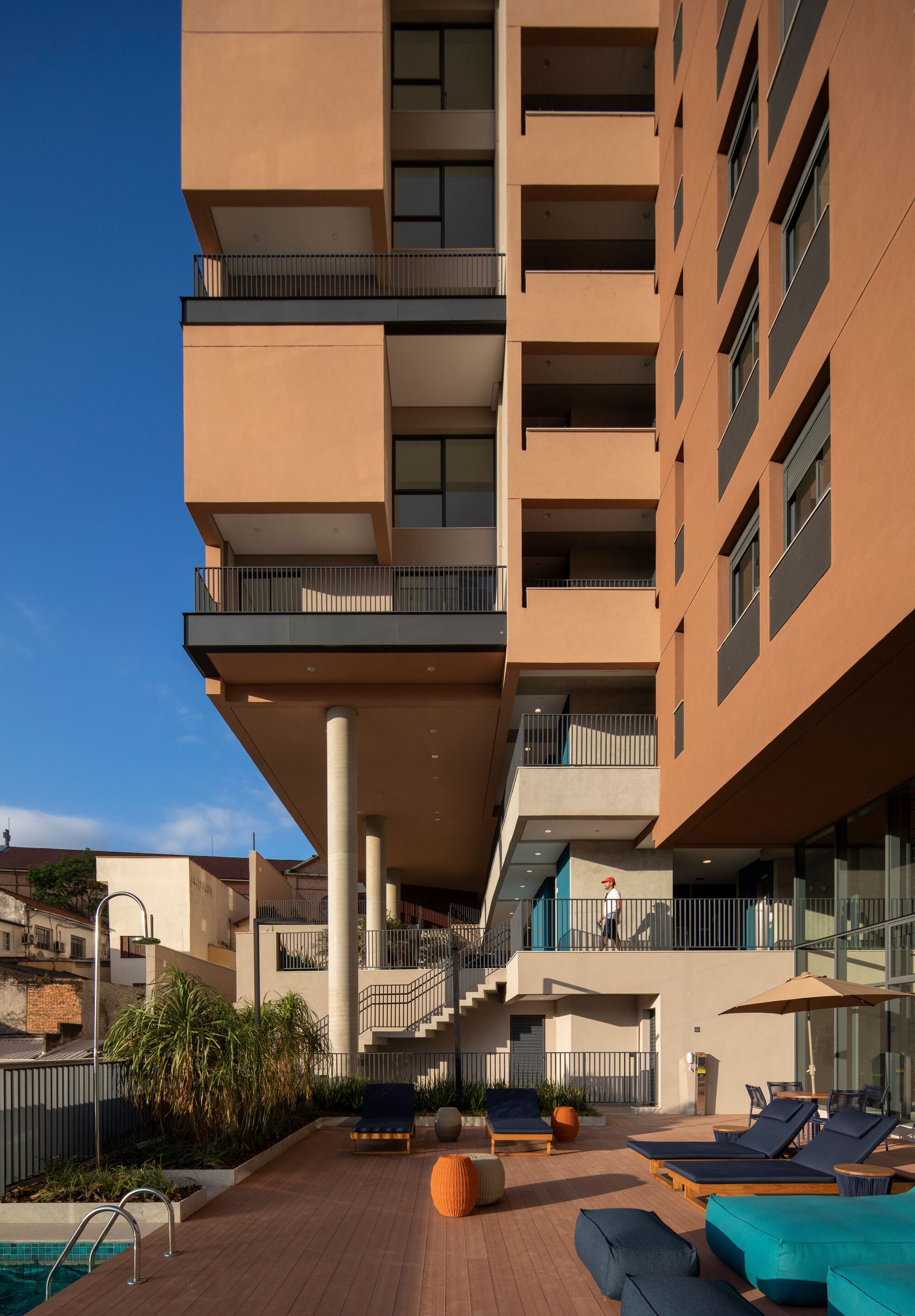 Galeria de Edifício Residencial SKR Momento Mota Pais / Vigliecca ...