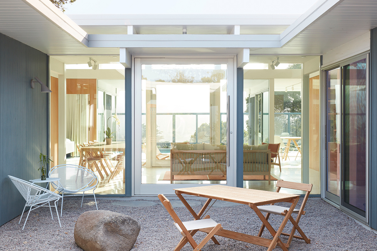 Gallery of Six Residential Projects With Large Glass Entrances - 3
