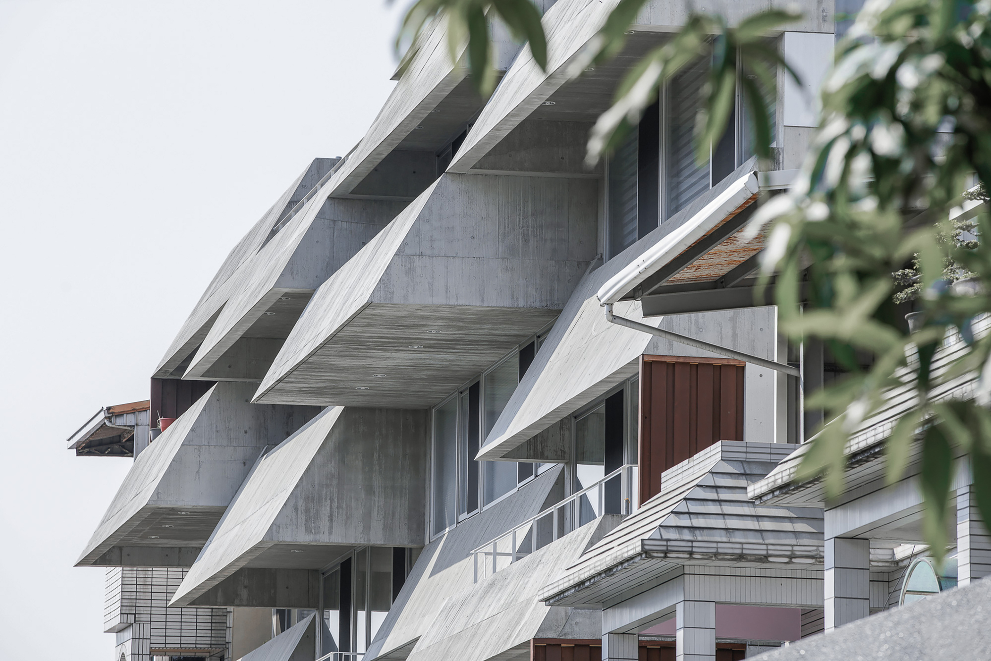 Galería de Casa de los tejados / Behet Bondzio Lin Architekten - 19