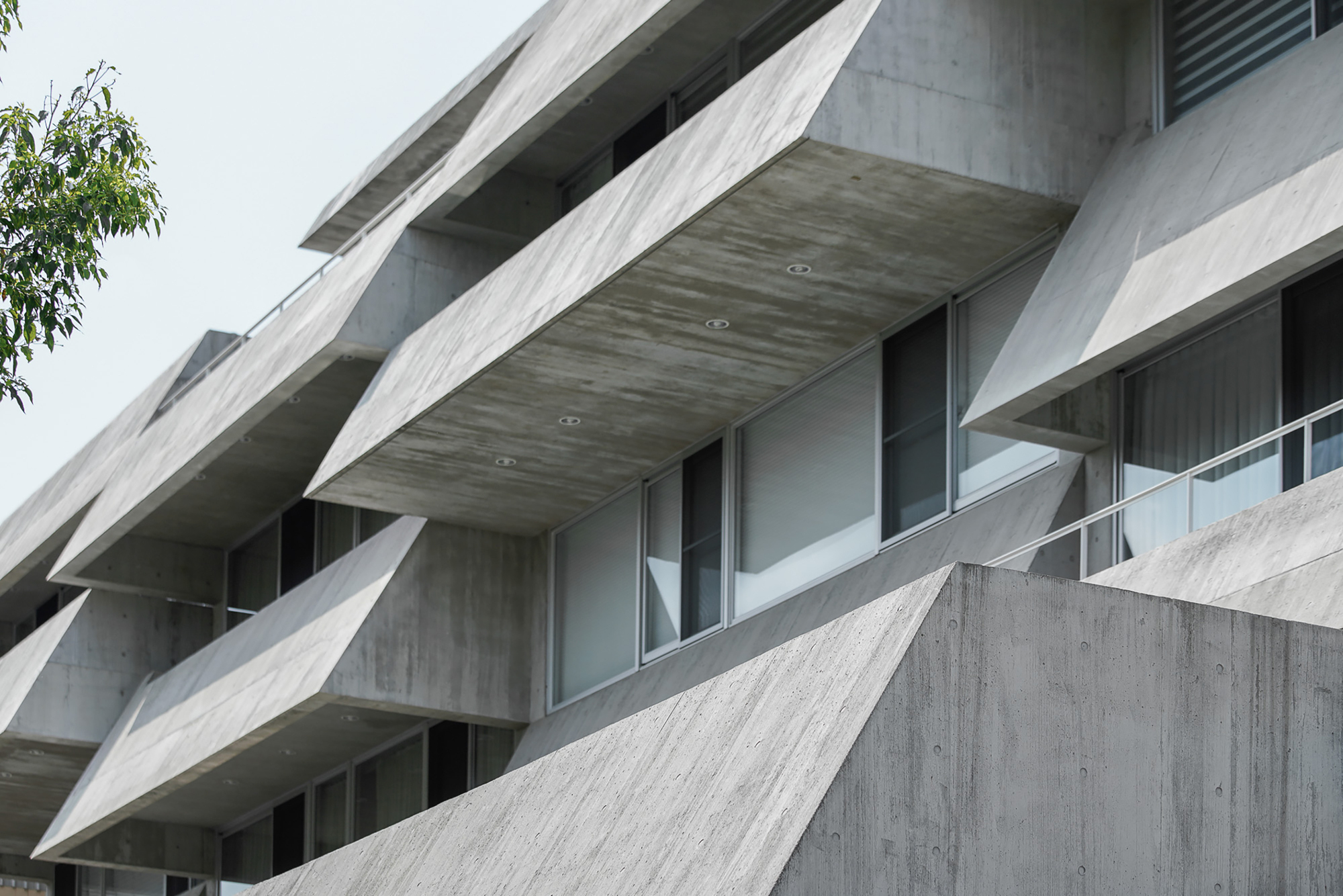 Galería de Casa de los tejados / Behet Bondzio Lin Architekten - 5