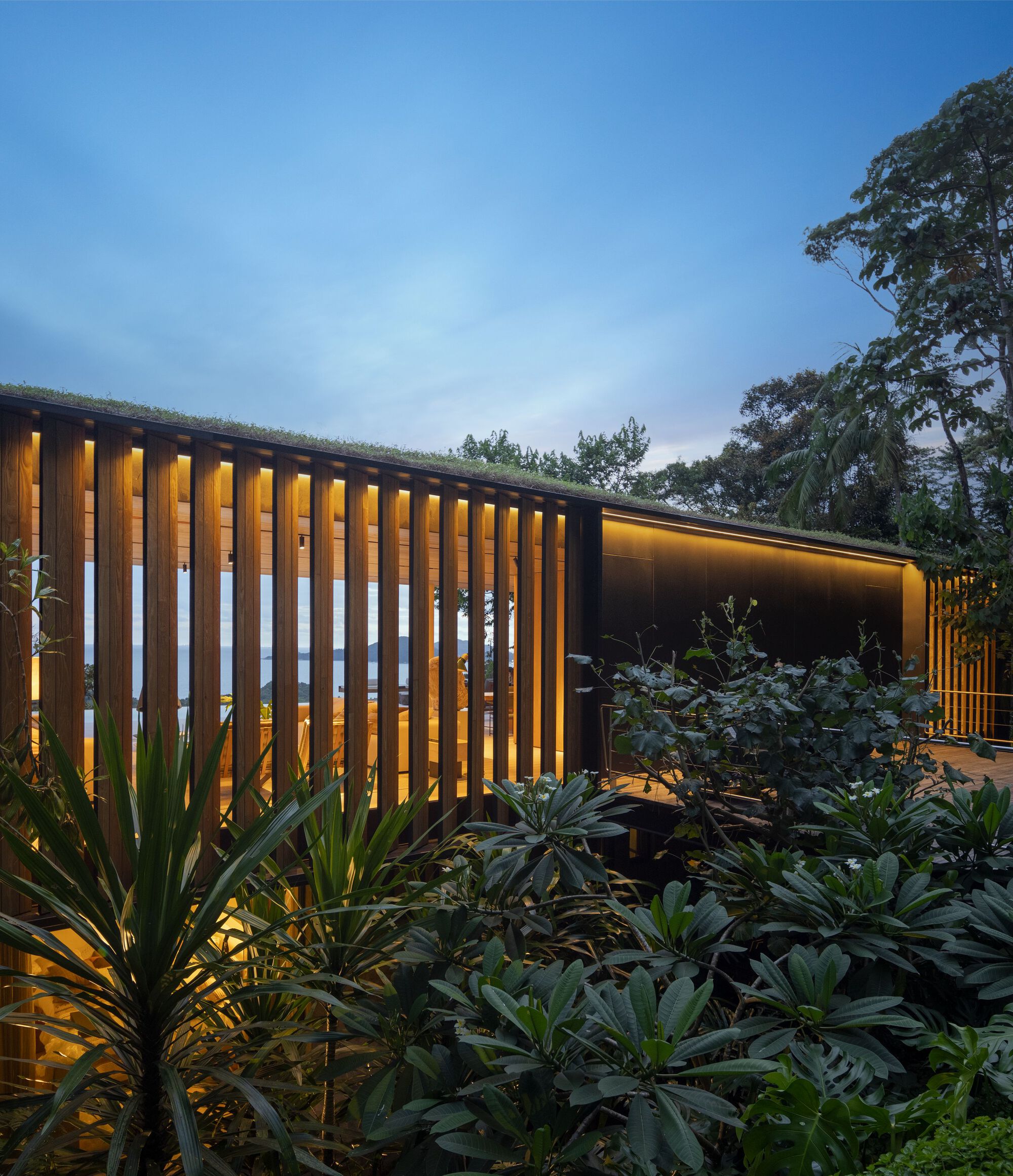 Gallery of LAB House / Studio Arthur Casas - 31