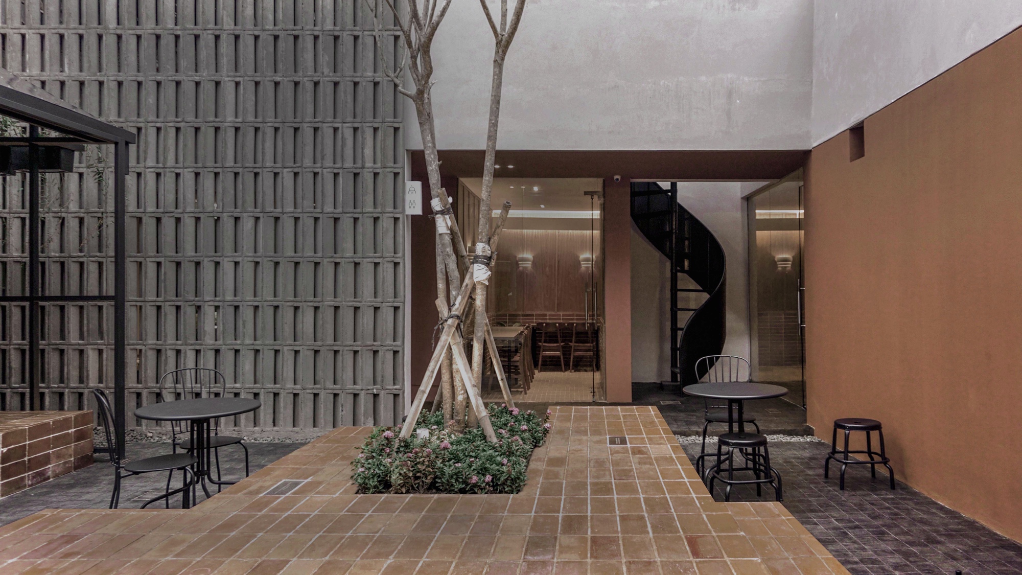Galeria de Mutu Loka Cafe / Aaksen Responsible Aarchitecture - 5