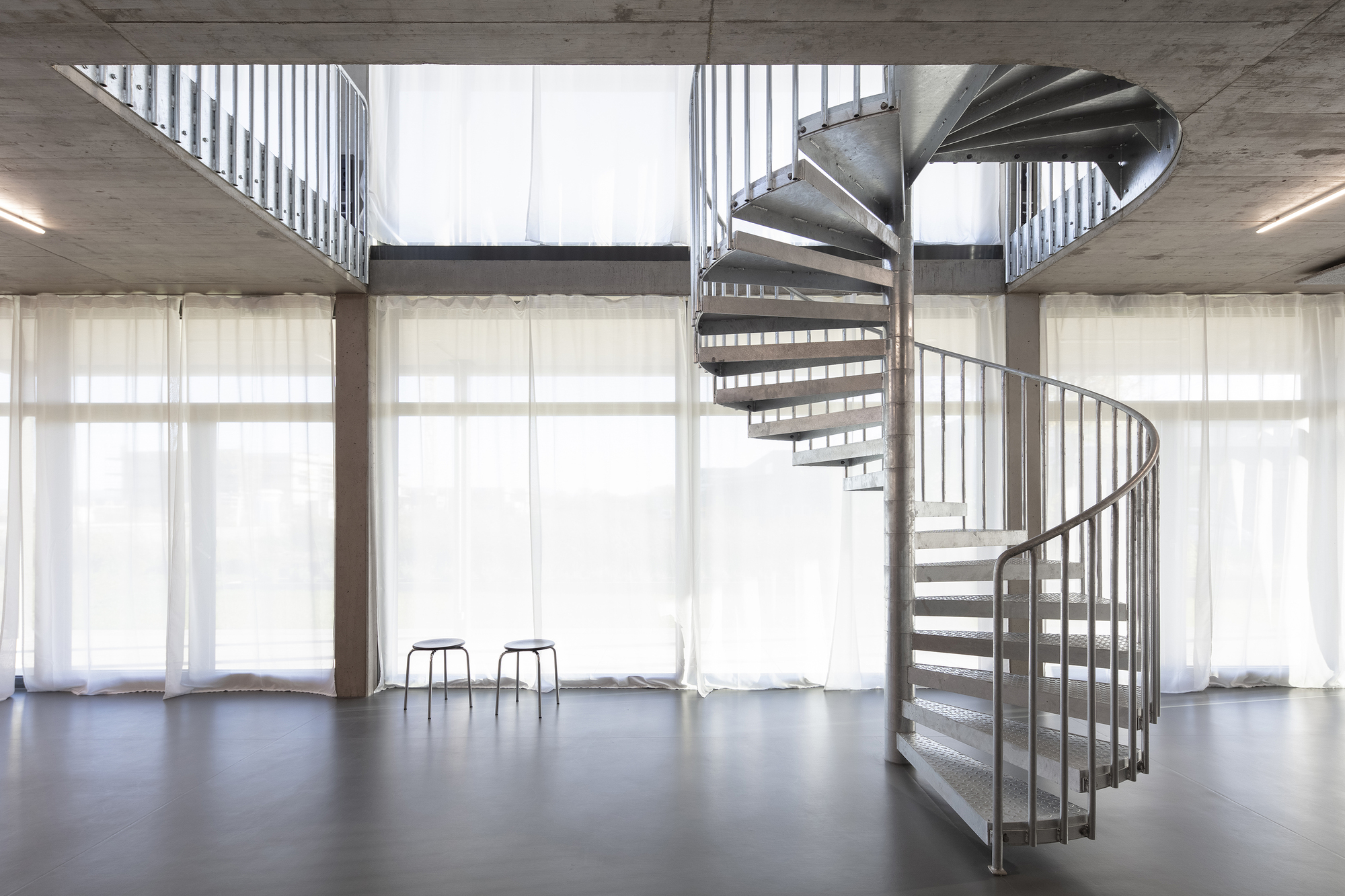 Galería de TINA - Edificio flexible de oficinas y viviendas / STUDIO SOZIA - 11