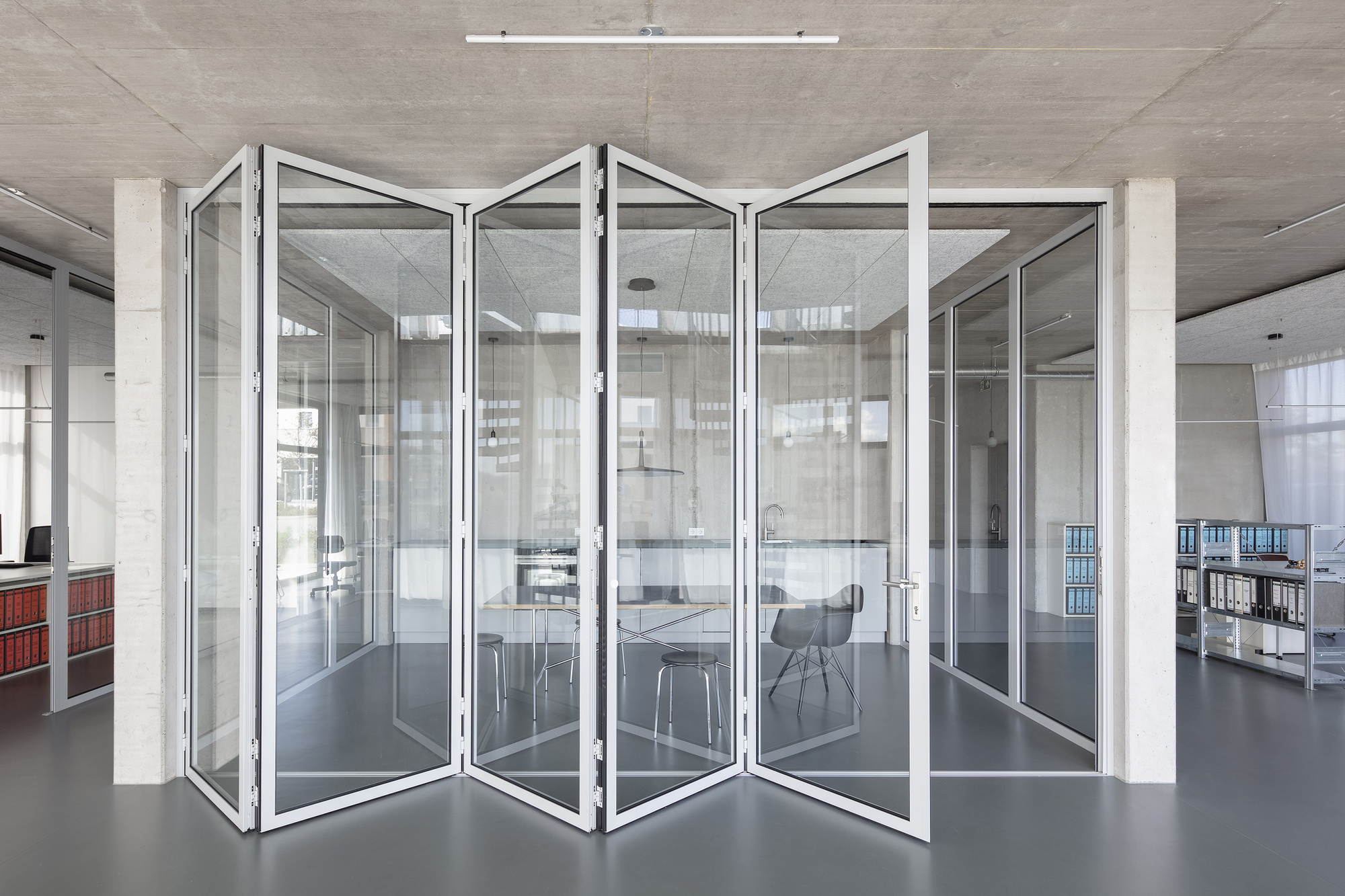 Galería de TINA - Edificio flexible de oficinas y viviendas / STUDIO SOZIA - 12