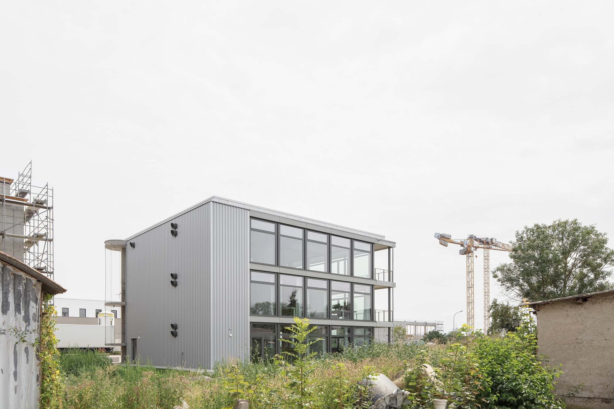 Gallery of TINA – Flexible Office and Residential Building / STUDIO ...