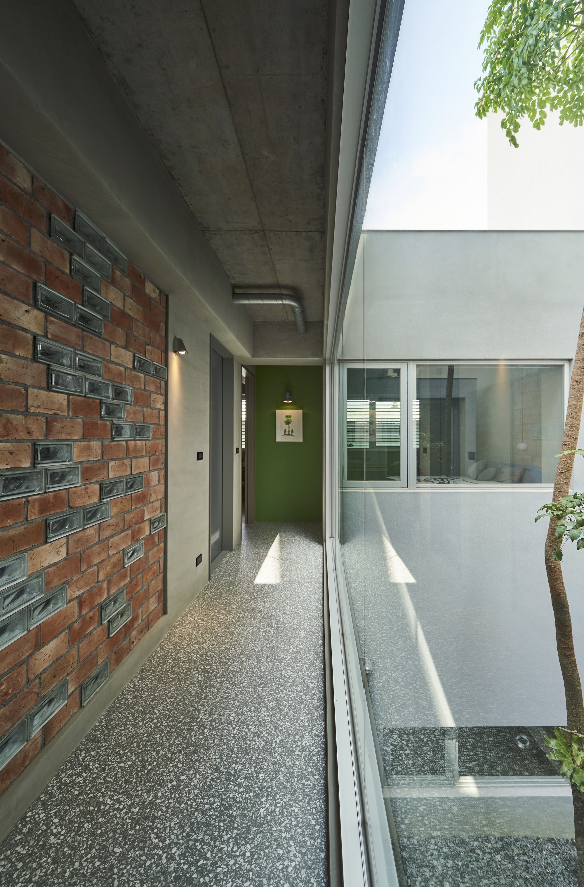 Gallery of Modern Tiânn House / HAO Design - 15