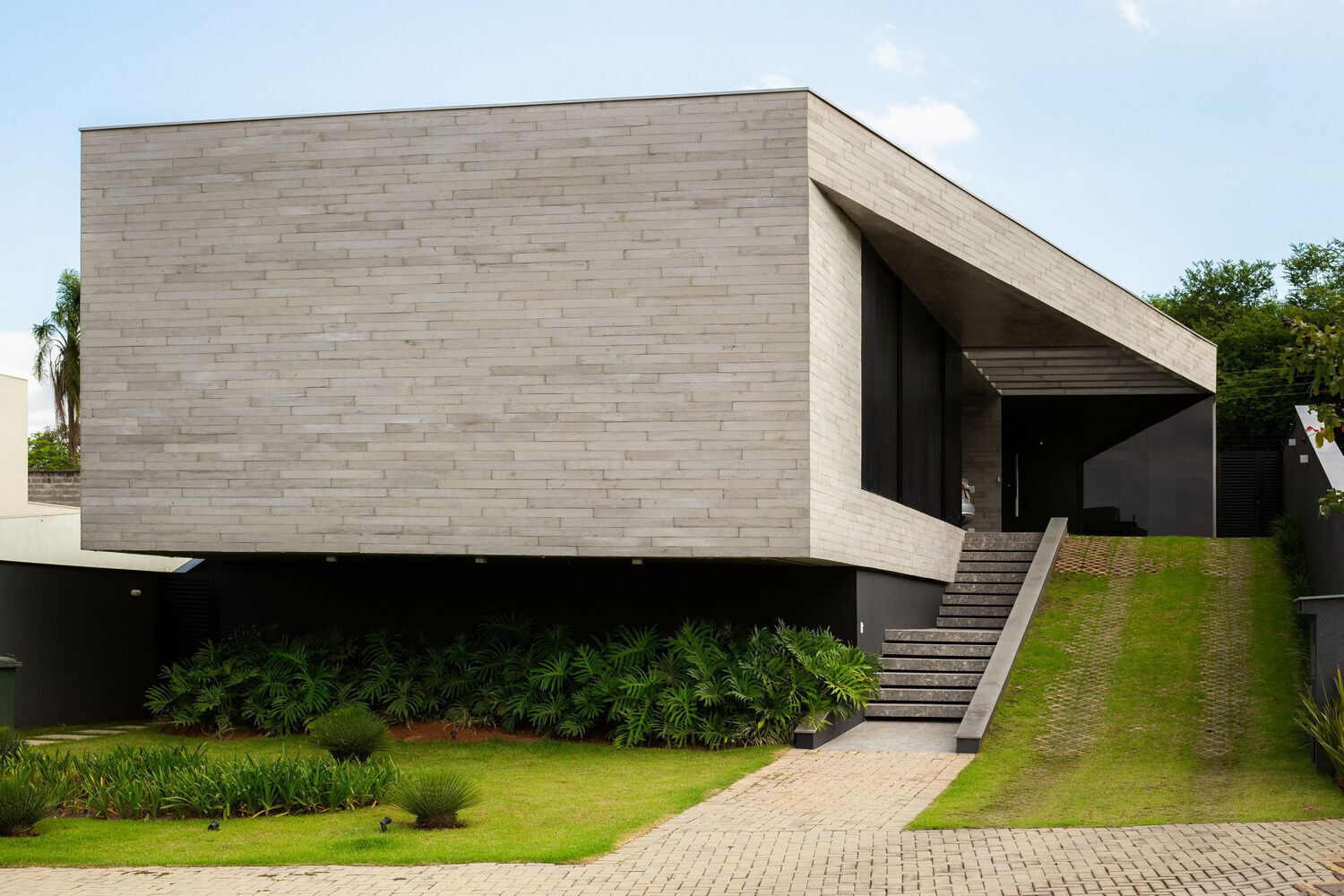 Gallery of Brazilian Houses: 7 Projects With Opaque Facades - 2