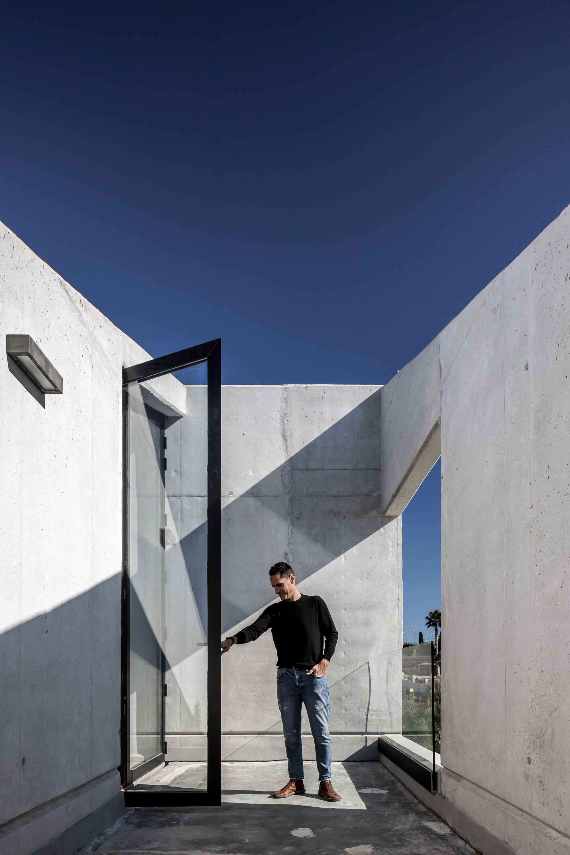Gallery of House Behind a Wall / La Mirateca - 11