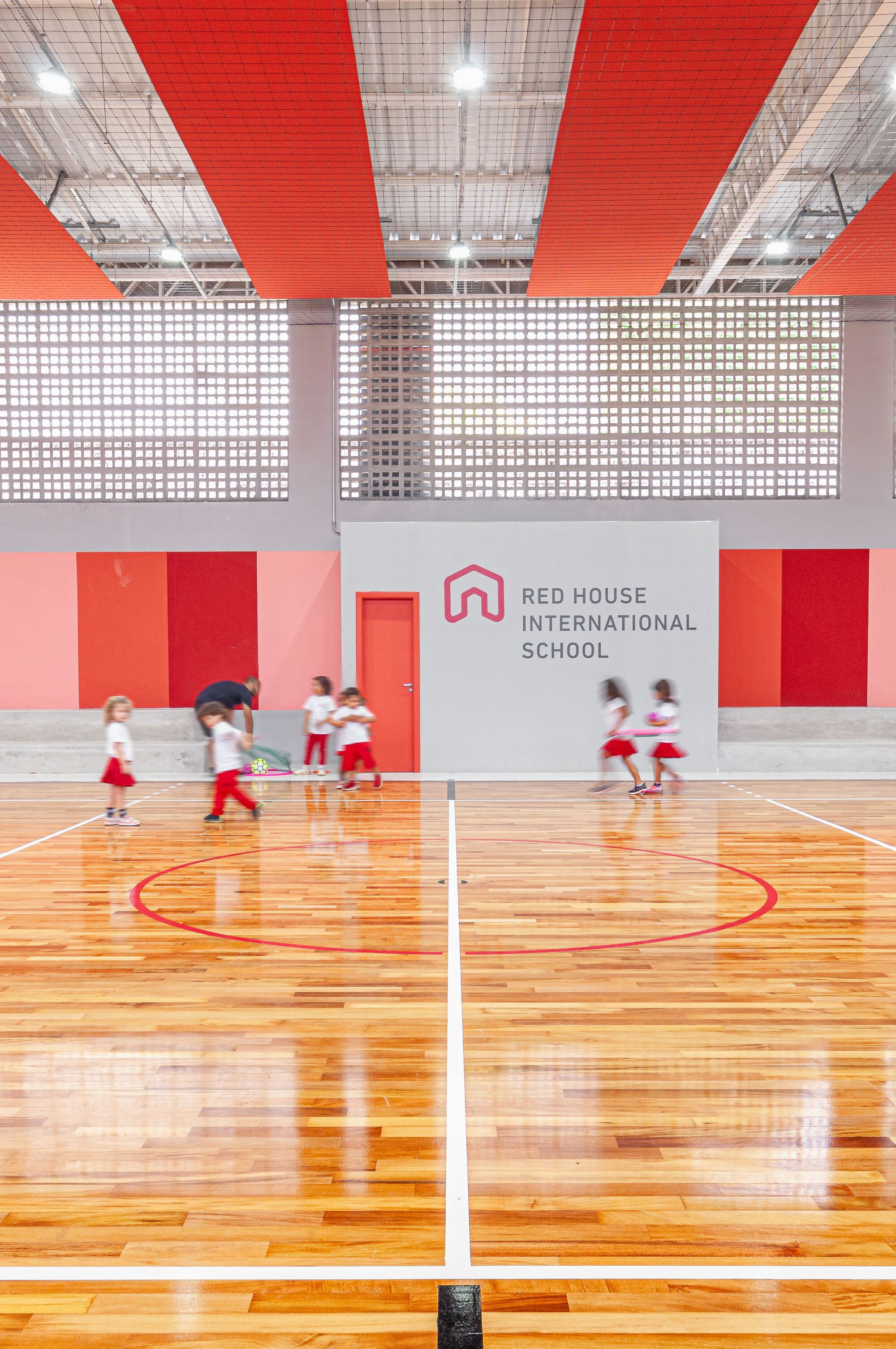 Galeria de Escola Red House Santana / STUDIO DLUX - 19