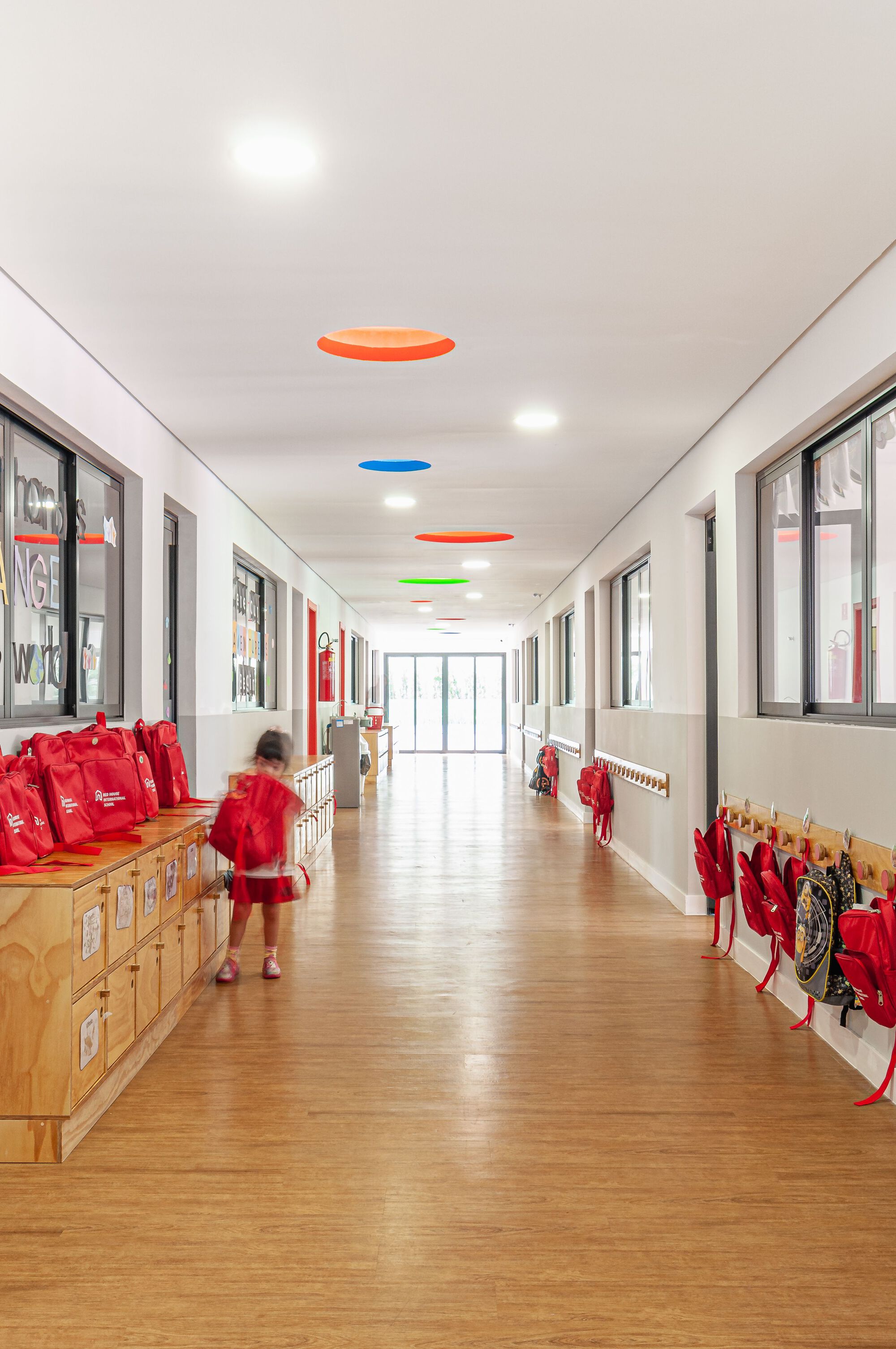 Galeria de Escola Red House Santana / STUDIO DLUX - 13