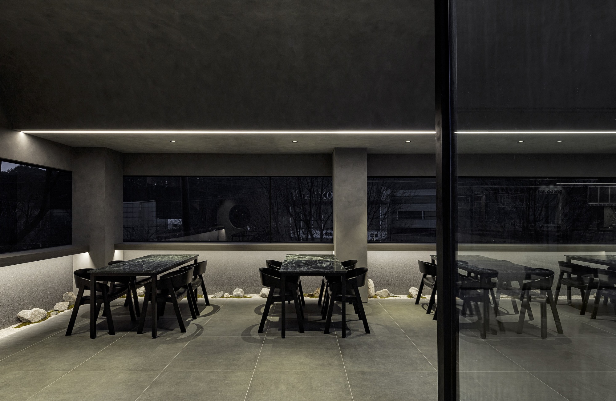Gallery of Dark and Light Restaurant / Plainoddity - 13