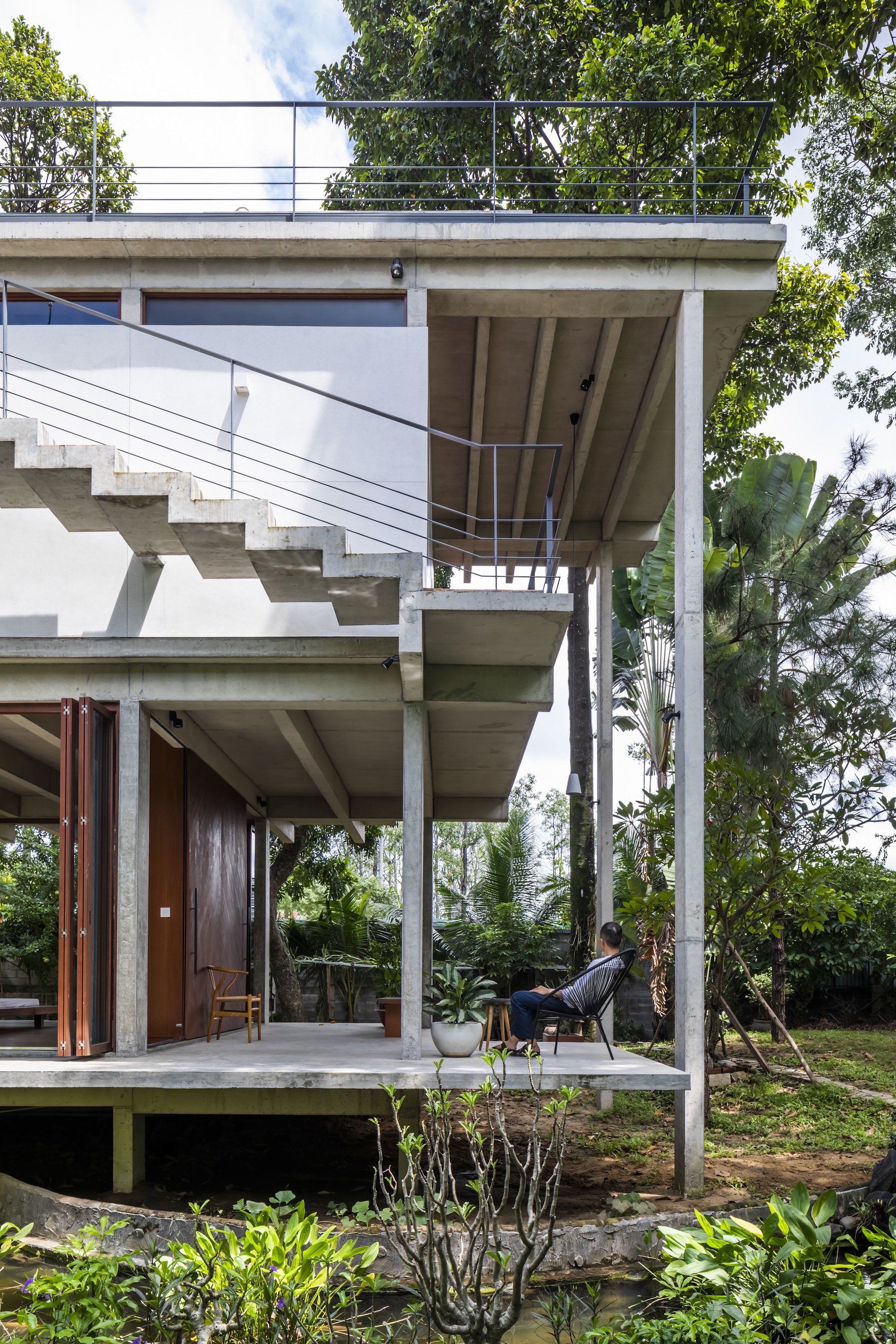 Gallery of Floating House in Thu Duc / Sanuki Daisuke architects - 14