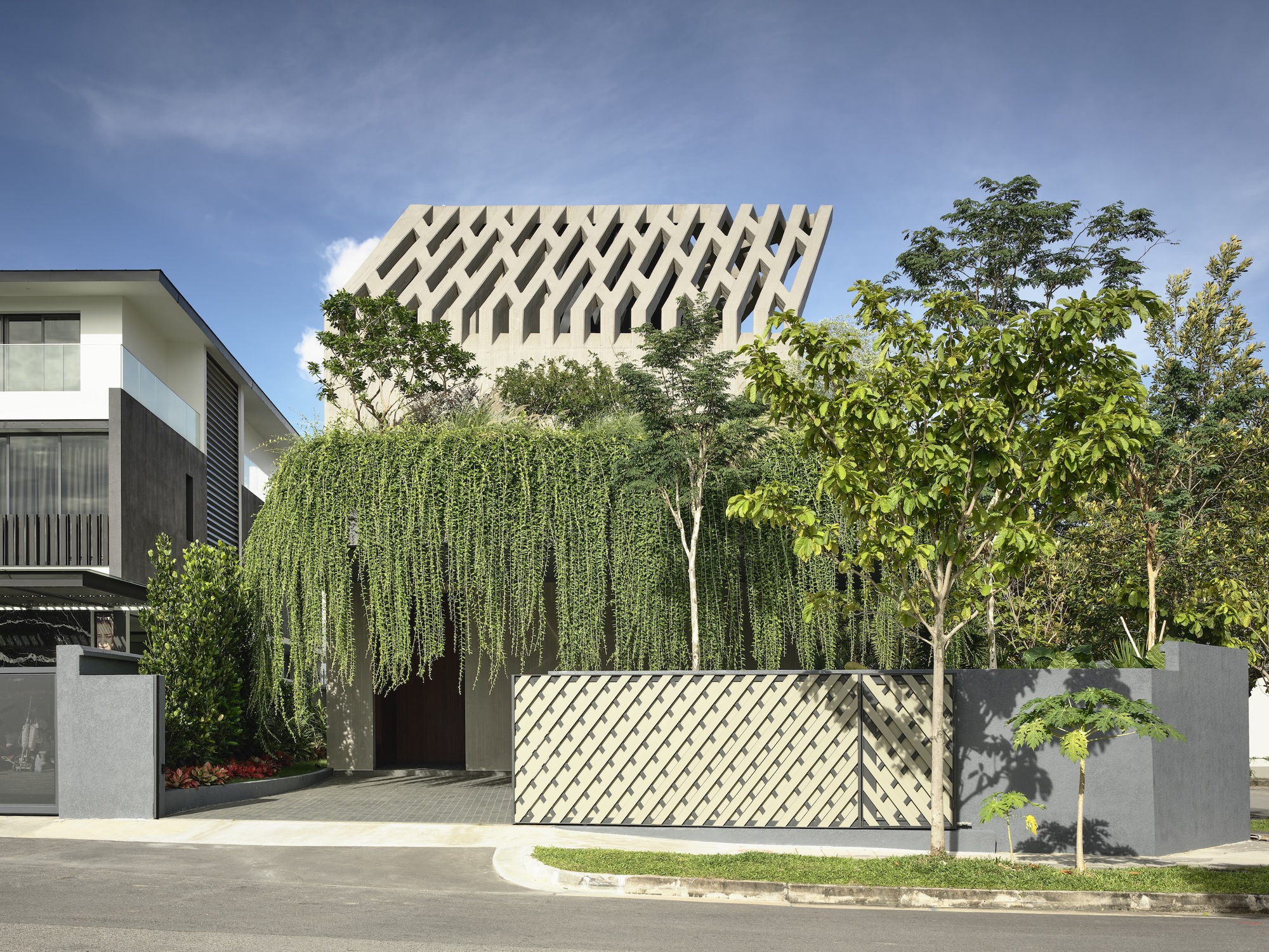 Gallery of Concrete Yin Yang House / HYLA Architects - 7