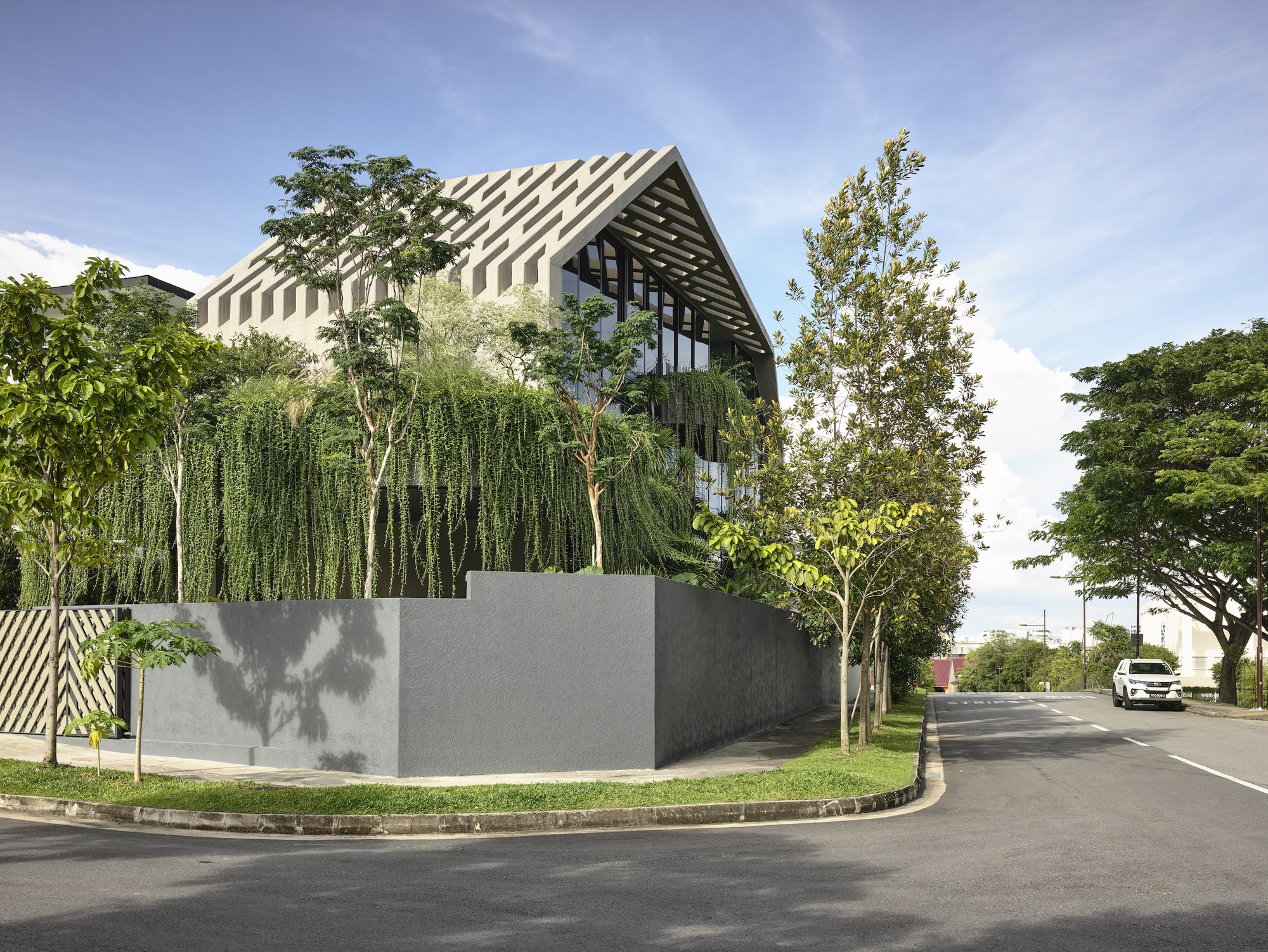 Gallery of Concrete Yin Yang House / HYLA Architects - 6