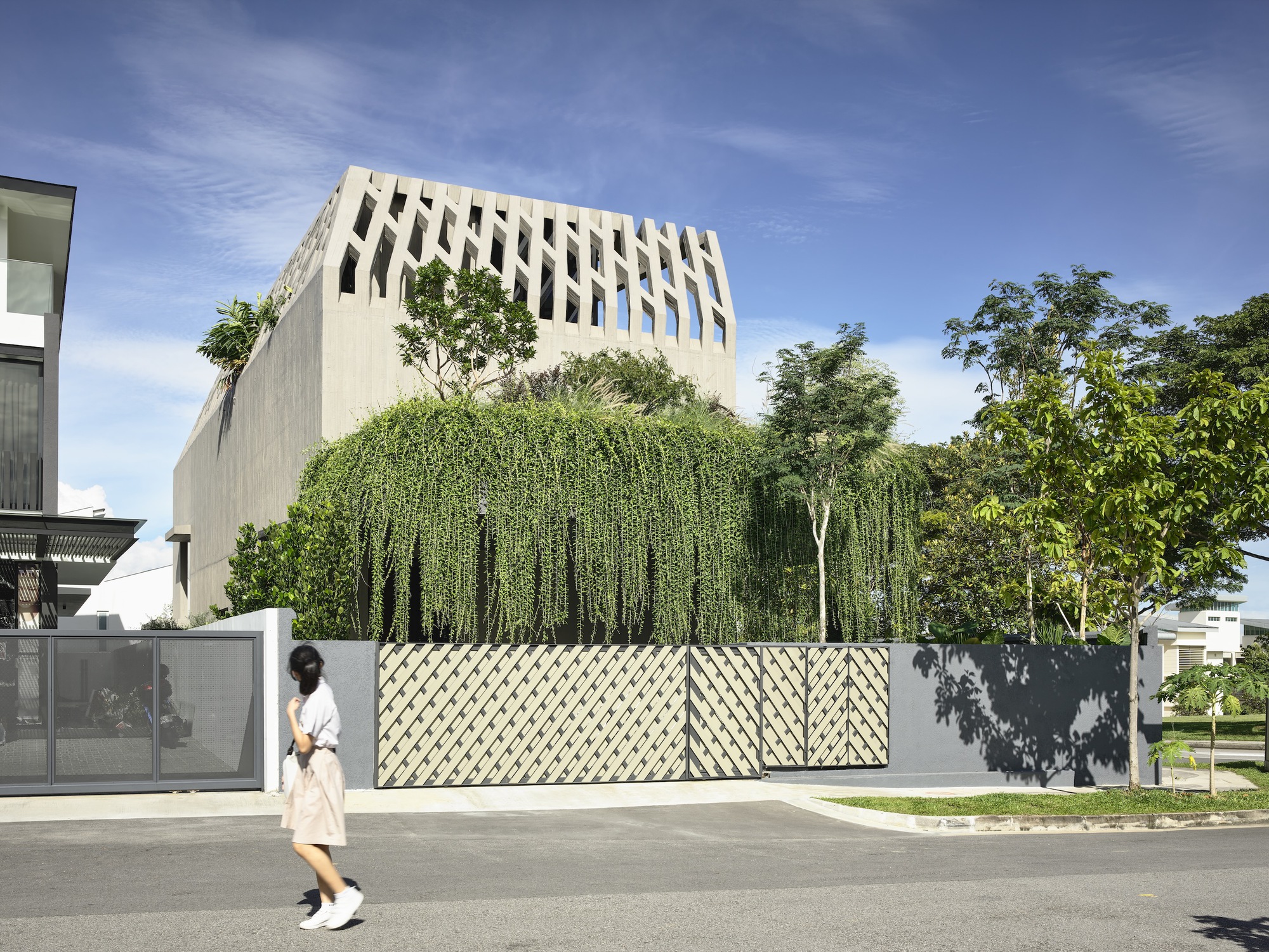 Gallery of Concrete Yin Yang House / HYLA Architects - 14