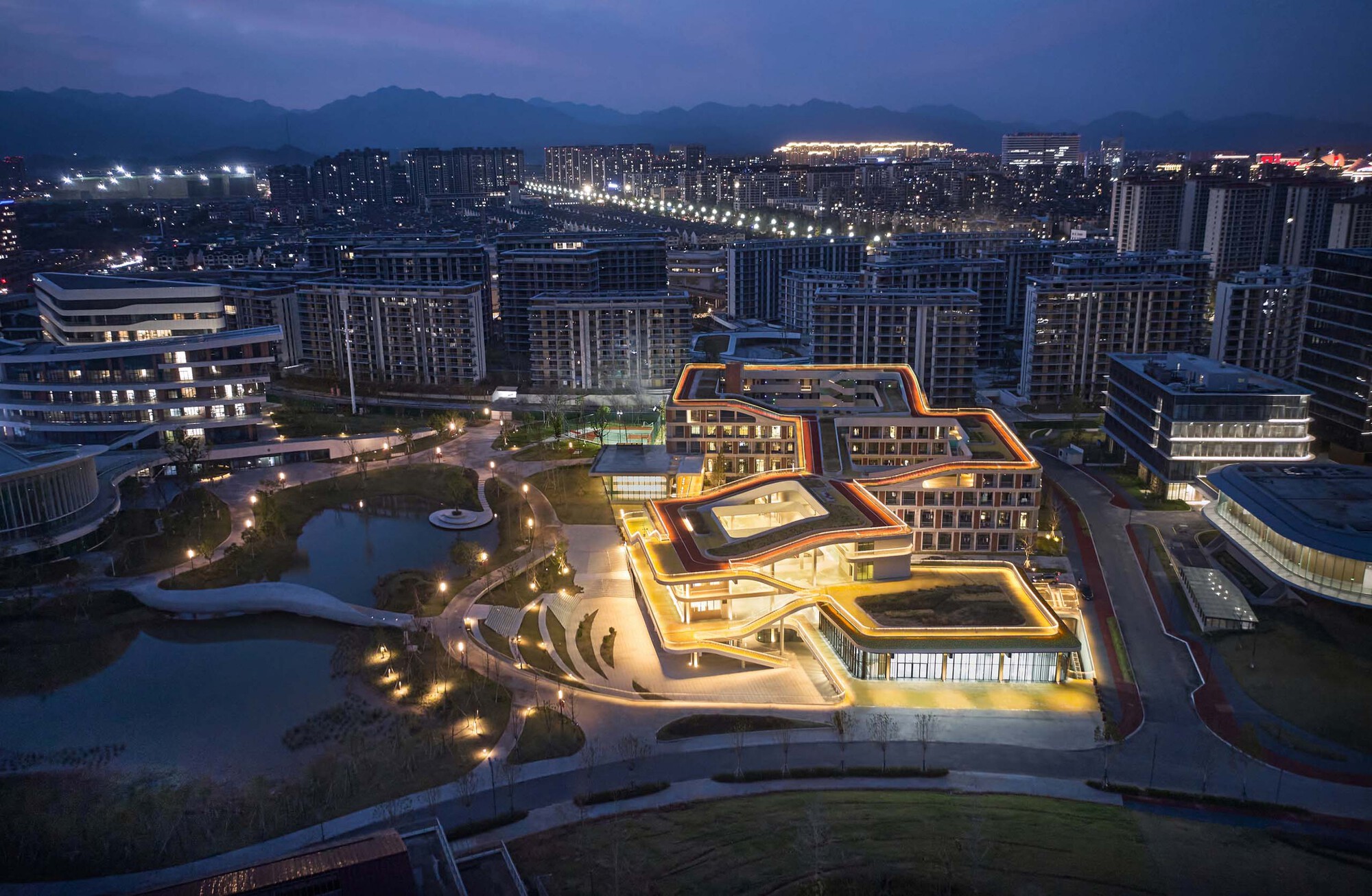 Gallery of Student Community Center at Yangtze Delta Region Institute ...