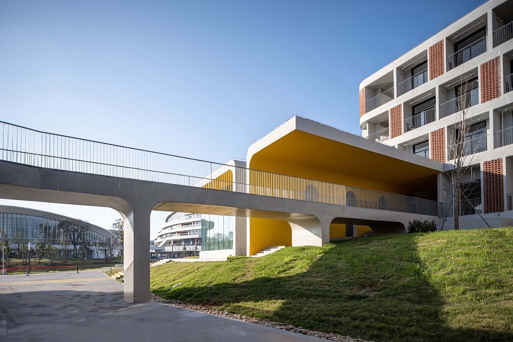 Gallery of Student Community Center at Yangtze Delta Region Institute ...