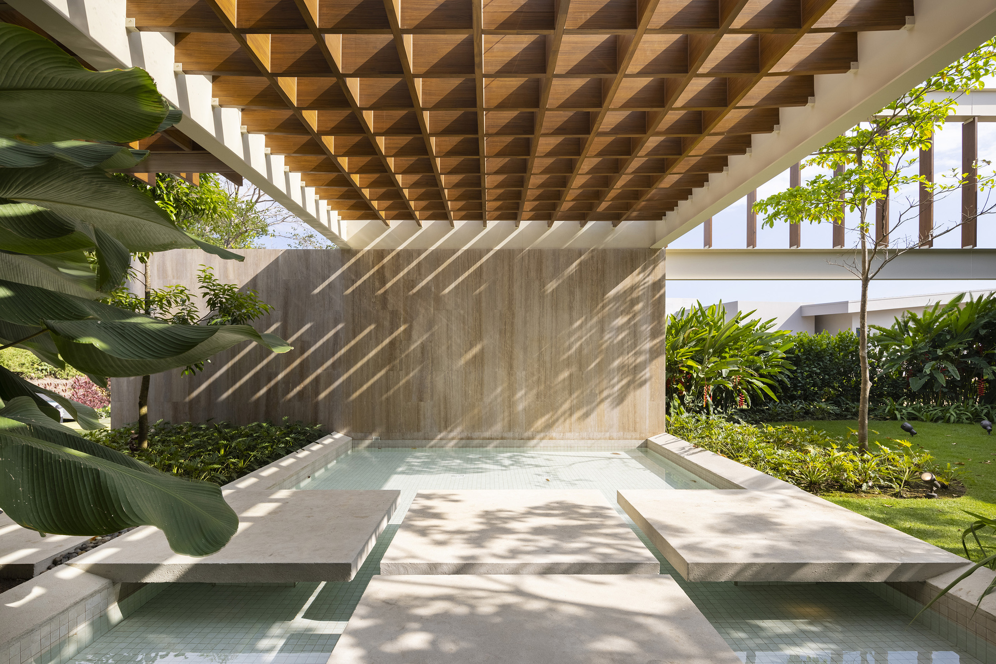 Gallery of Patio House / Garnier Arquitectos - 16